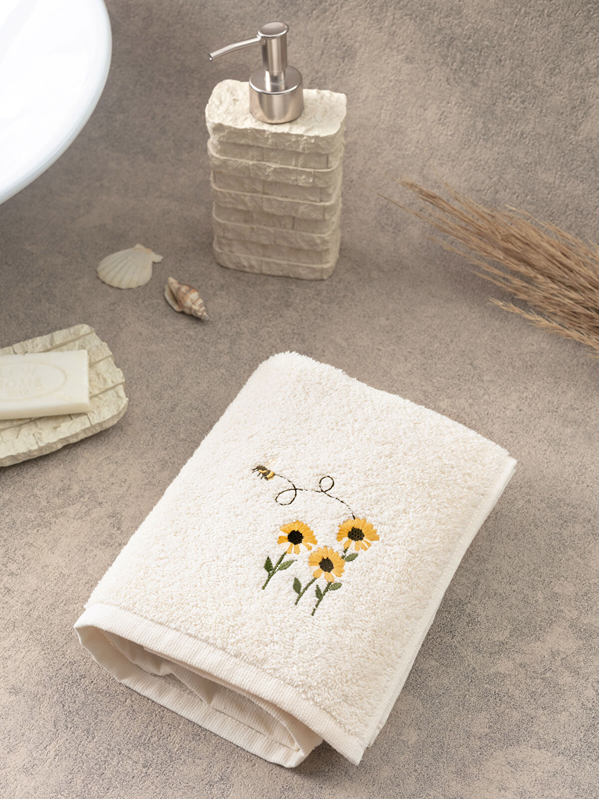 Çiçek Nakışlı Yüz Havlusu 50x80 Cm