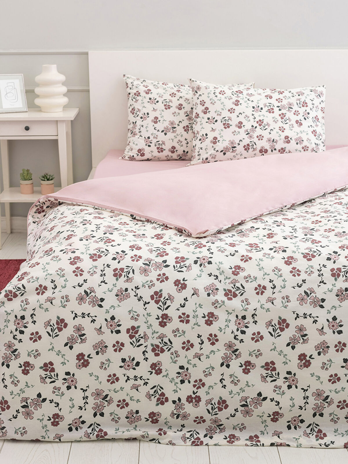 Çift Kişilik Çift Taraflı Pamuklu Çiçek Desenli Nevresim Takımı