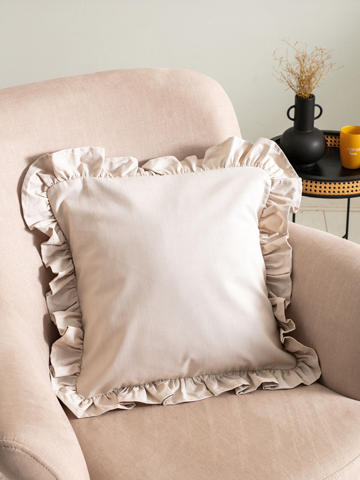 Pamuklu Fırfır Detaylı Kırlent Kılıfı 45x45 Cm