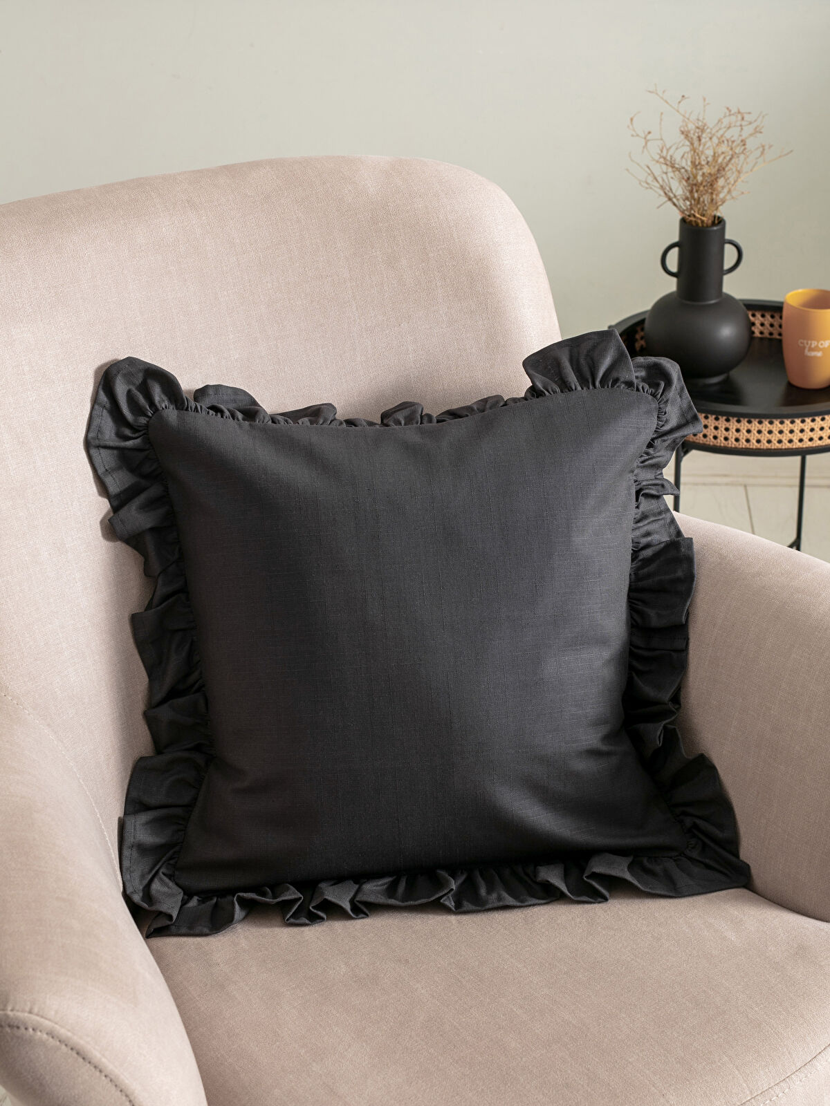 Pamuklu Fırfır Detaylı Kırlent Kılıfı 45x45 Cm