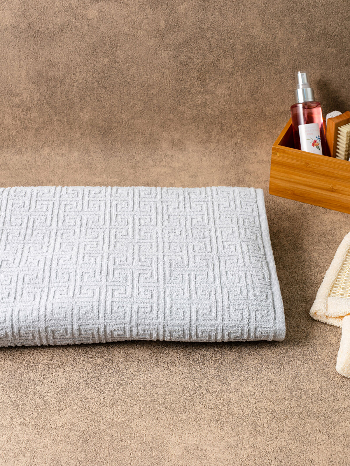 Kendinden Desenli Kadife Banyo Havlusu 70x140 Cm