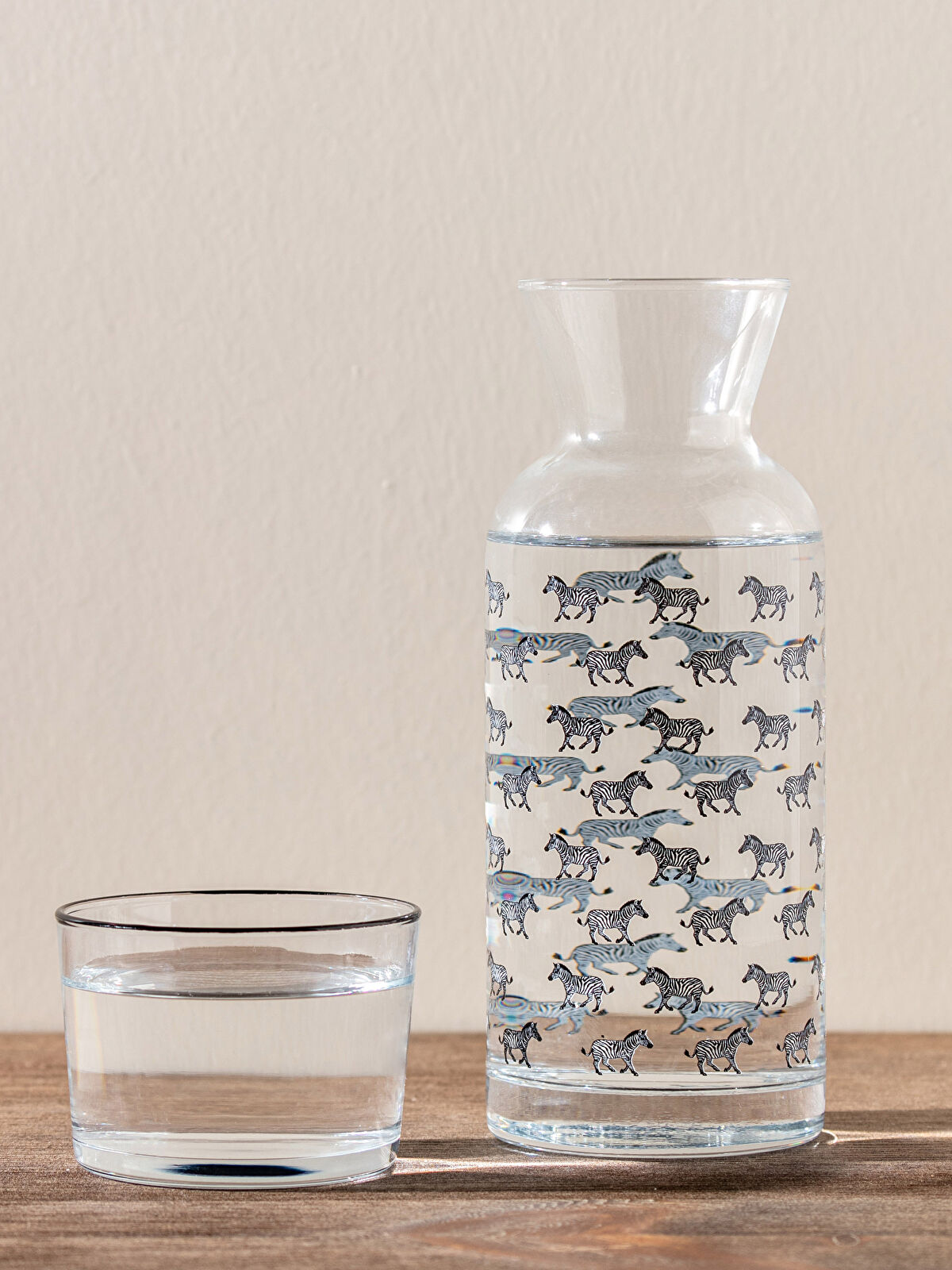 Baskılı Bardak Kapaklı Cam Karaf Sürahi 700 Ml Baskılı Bardak Kapaklı Cam Karaf Sürahi 700 Ml