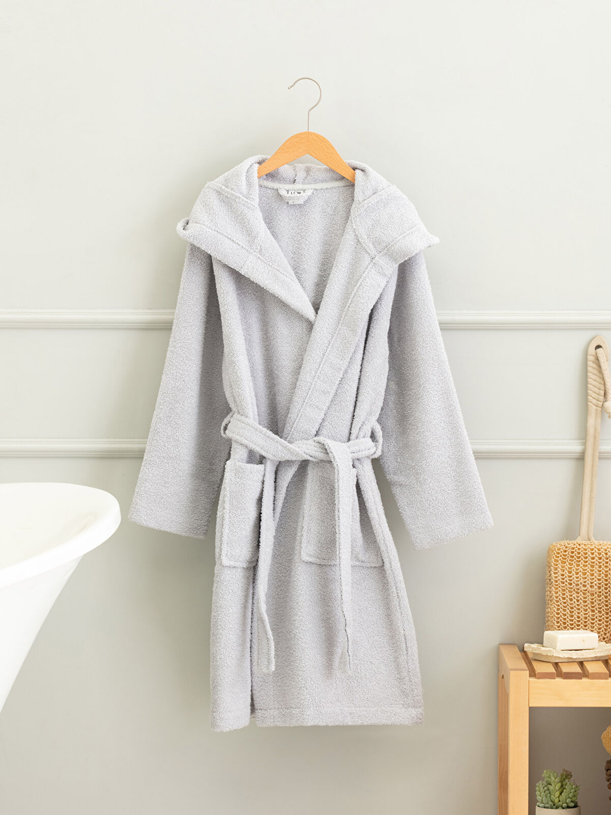 Nakışlı Uzun Kapüşonlu Erkek Çocuk Bornoz