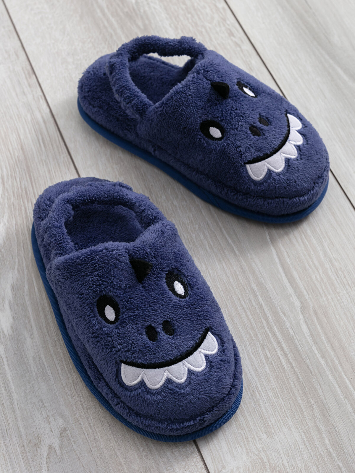 Nakışlı Erkek Çocuk Pelüş Ev Terliği