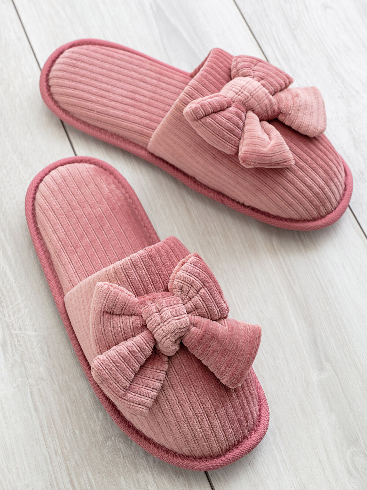 Fiyonk Detaylı Kadın Kadife Ev Terliği