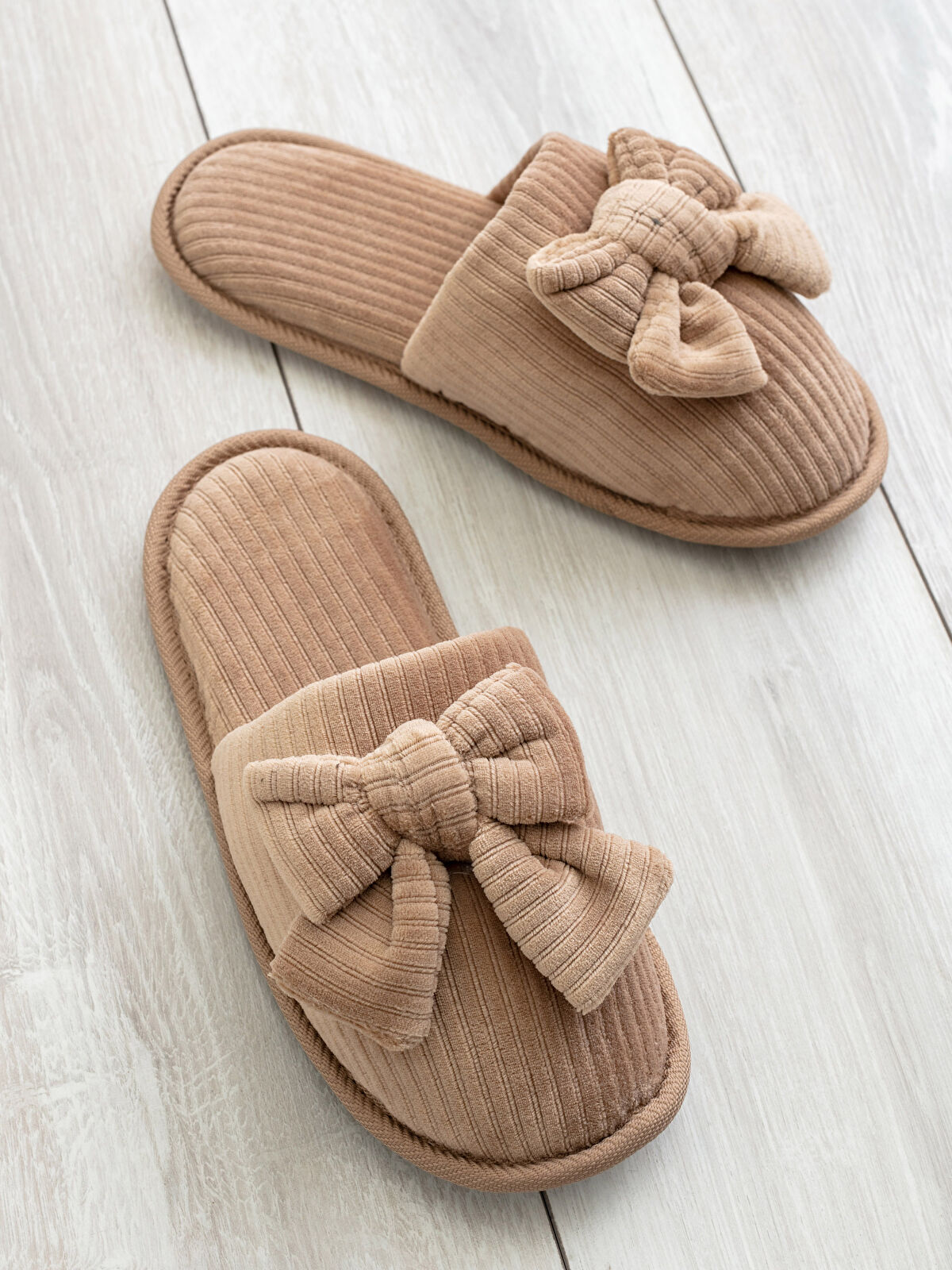 Fiyonk Detaylı Kadın Kadife Ev Terliği