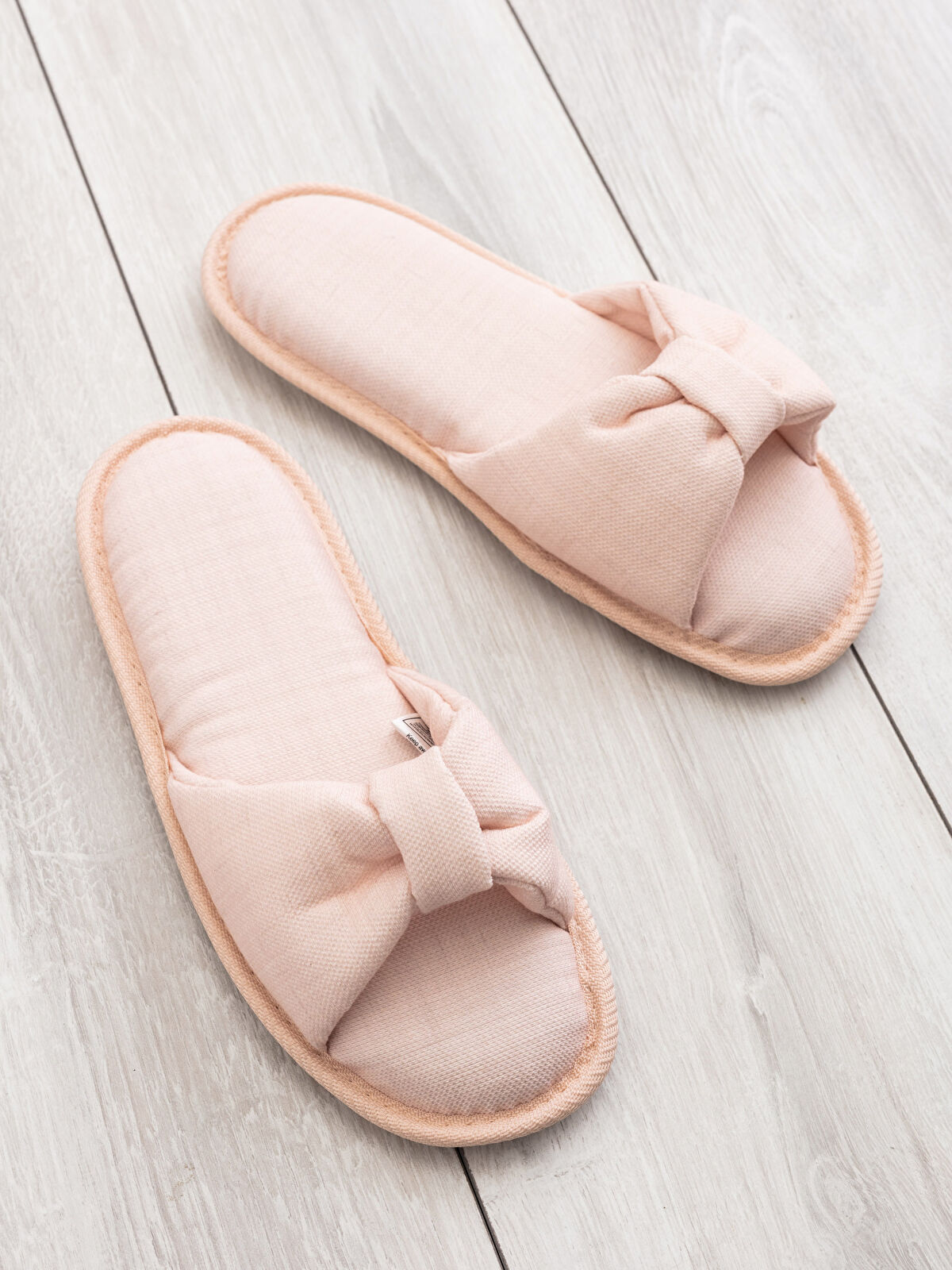 Tek Bantlı Fiyonk Detaylı Kadın Ev Terliği