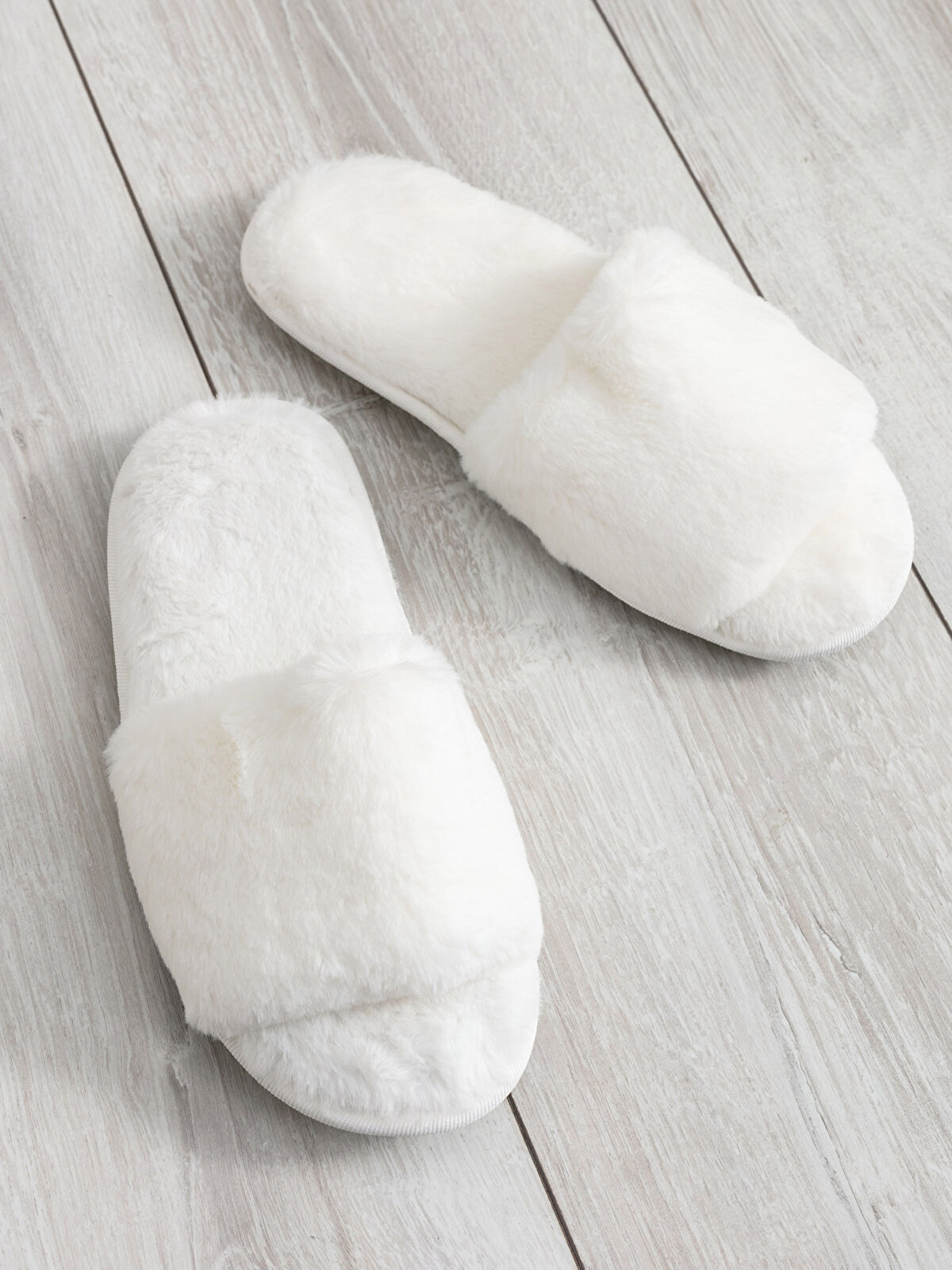 Tek Bantlı Pelüş Kadın Banyo Terliği