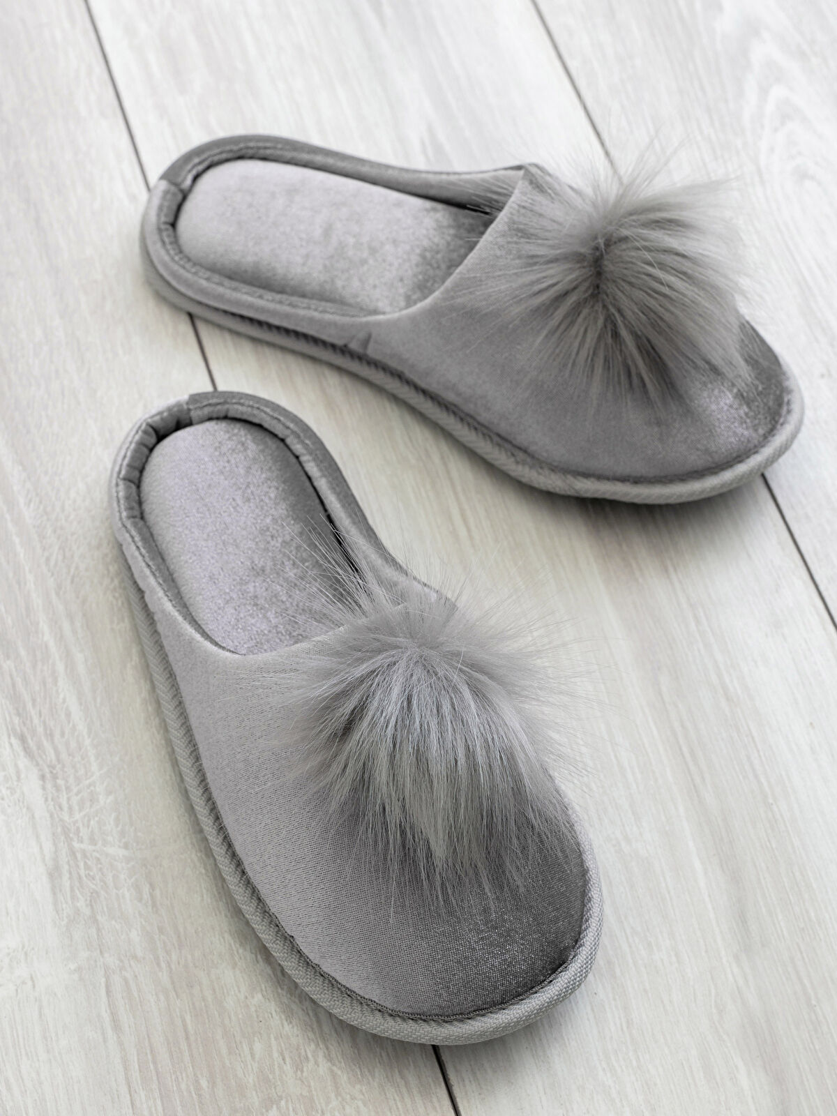 Ponpon Detaylı Kadın Kadife Ev Terliği