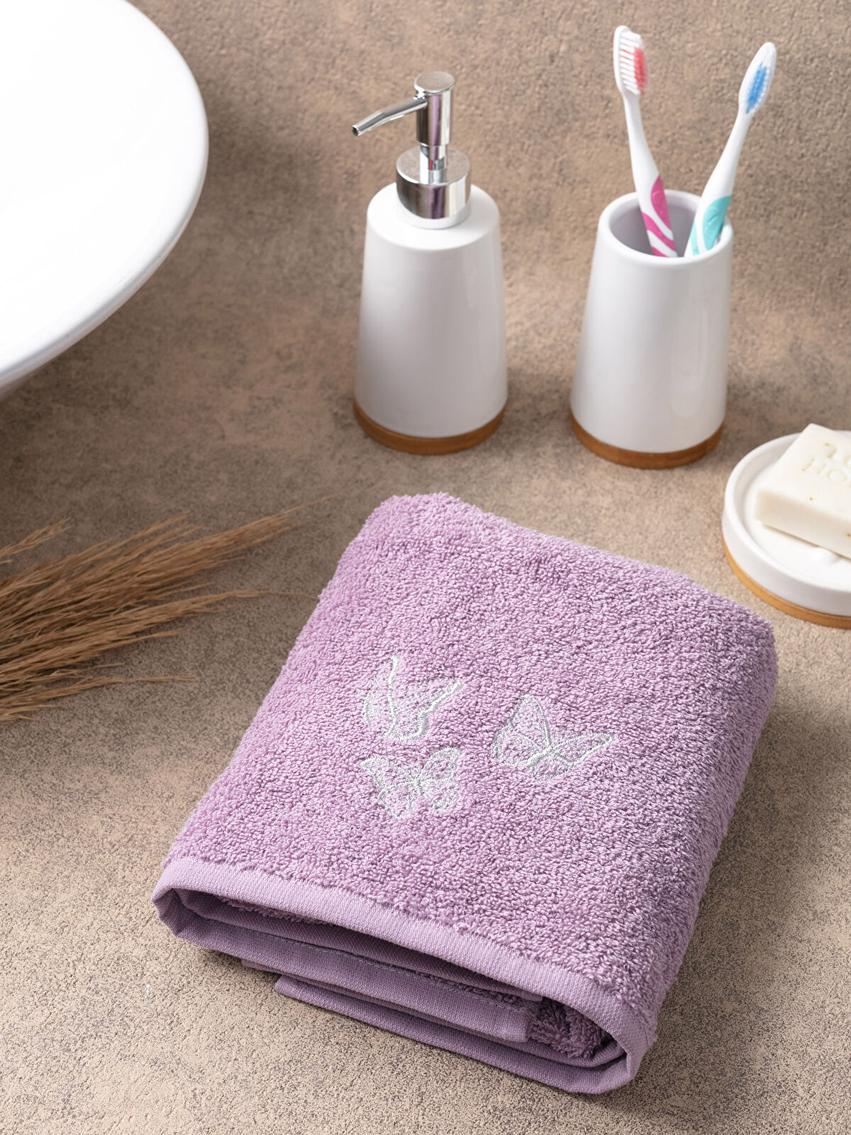 Pamuklu Kelebek Nakışlı Yüz Havlusu 50x80 Cm