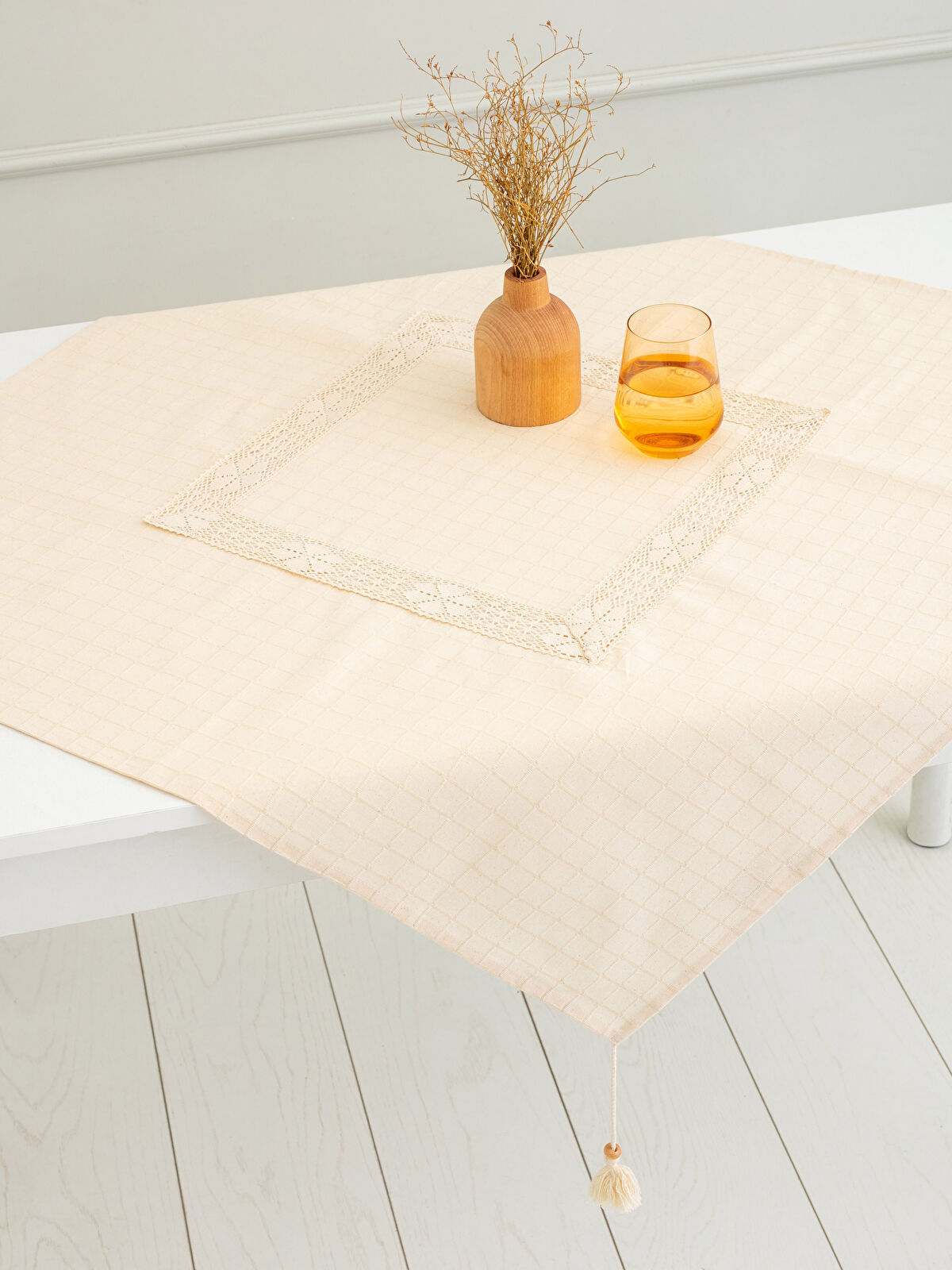 Dantel Ve Püskül Detaylı Masa Örtüsü 90x90 Cm