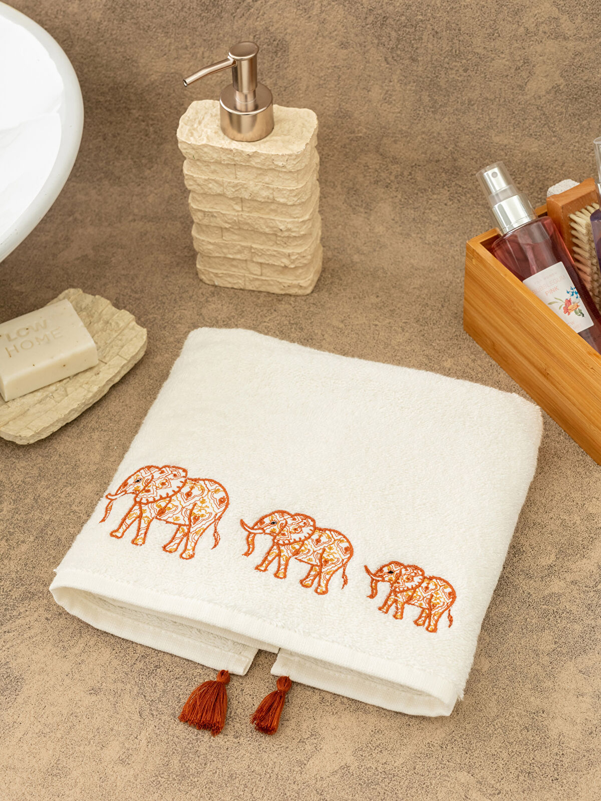 Pamuklu Fil Nakışlı Püskül Detaylı Yüz Havlusu 50x80 Cm