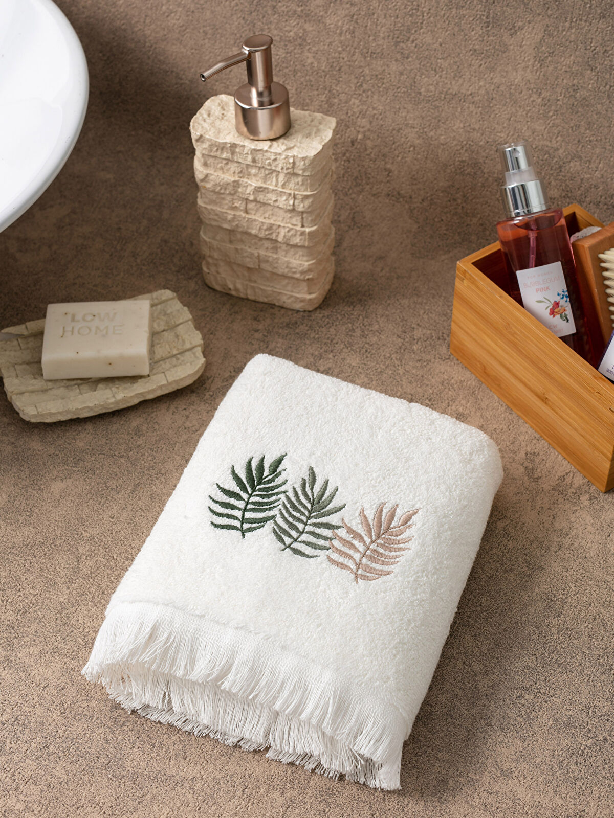 Pamuklu Nakışlı Saçaklı Yüz Havlusu 50x80 Cm Pamuklu Nakışlı Saçaklı Yüz Havlusu 50x80 Cm