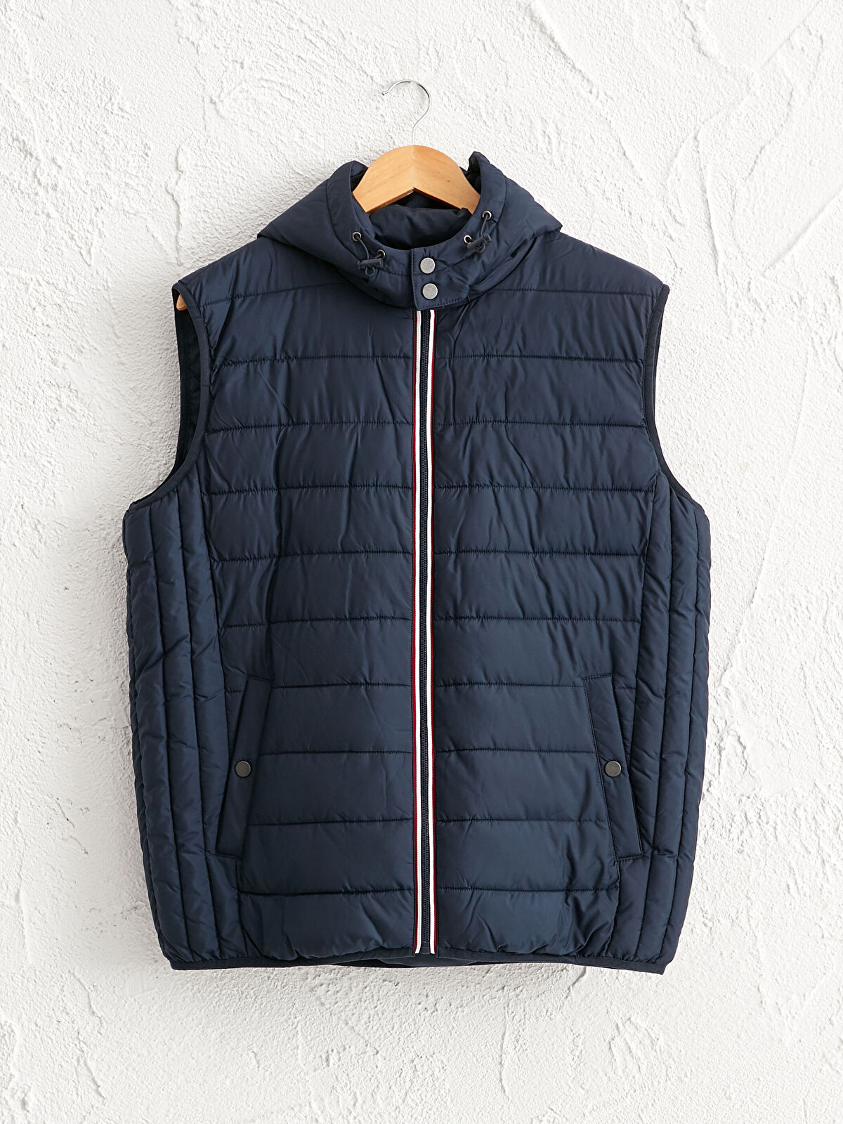 Rahat Kalıp Kapüşonlu Erkek Şişme Yelek Rahat Kalıp Kapüşonlu Erkek Şişme Yelek