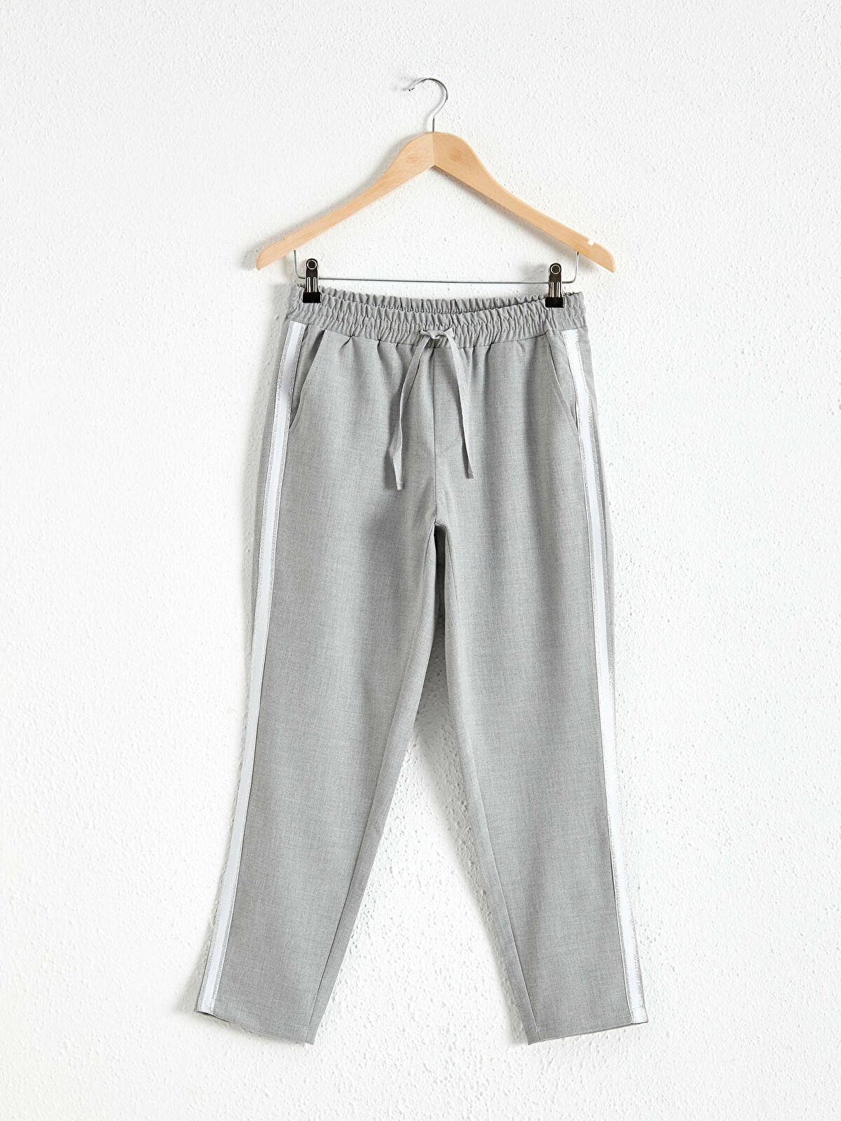 Beli Lastikli Şerit Detaylı Bilek Boy Havuç Pantolon Beli Lastikli Şerit Detaylı Bilek Boy Havuç Pantolon