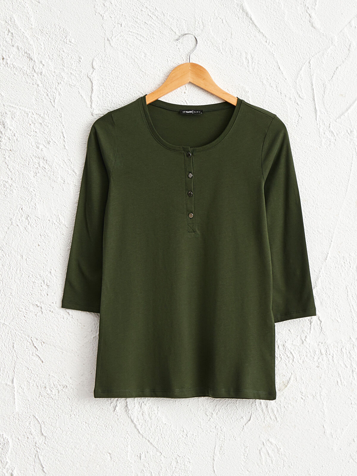 Yakası Düğmeli Pamuklu Tişört