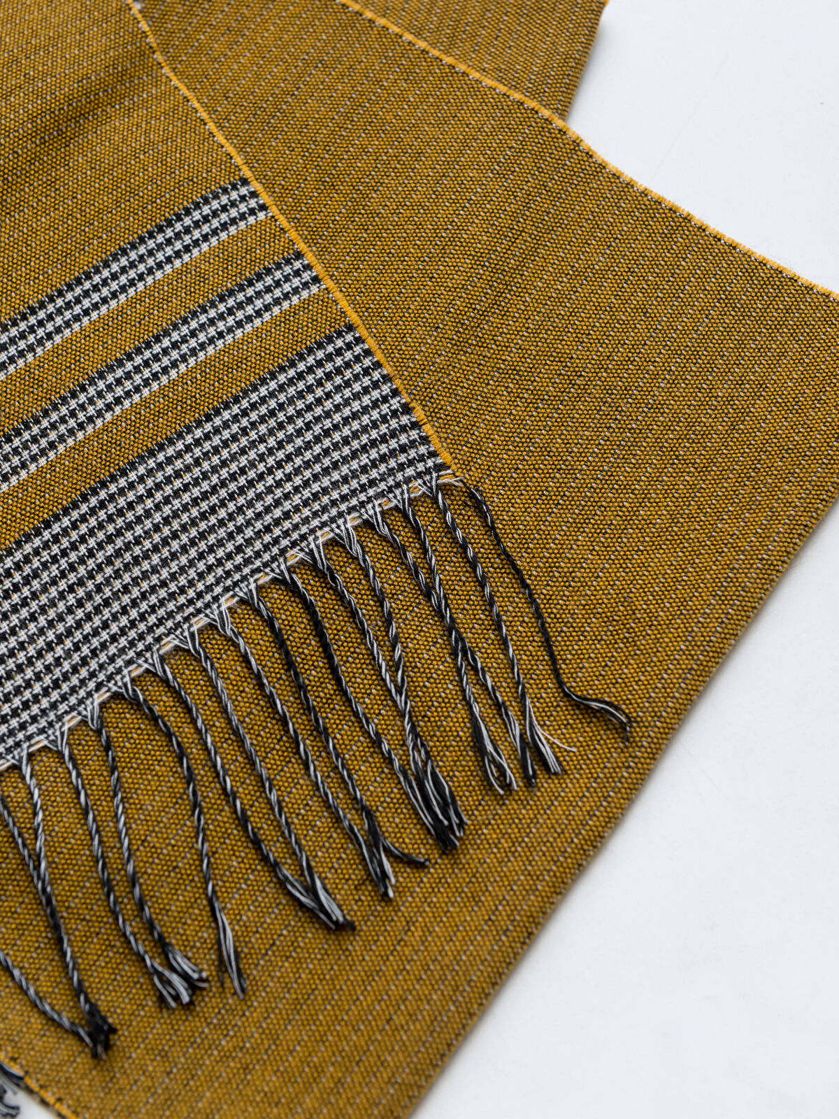 Kendinden Desenli Saçaklı Atkı