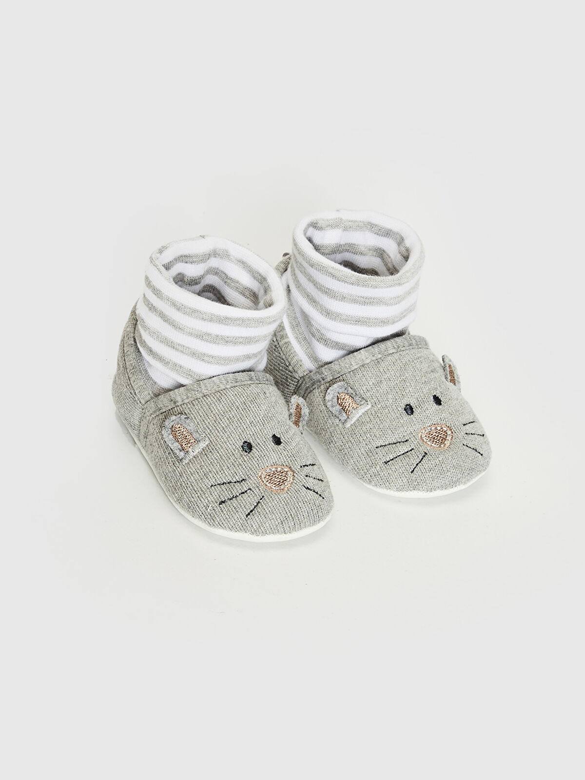 Nakış Detaylı Pamuk Astarlı Yürüme Öncesi Erkek Bebek Çoraplı Ev Ayakkabısı Nakış Detaylı Pamuk Astarlı Yürüme Öncesi Erkek Bebek Çoraplı Ev Ayakkabısı