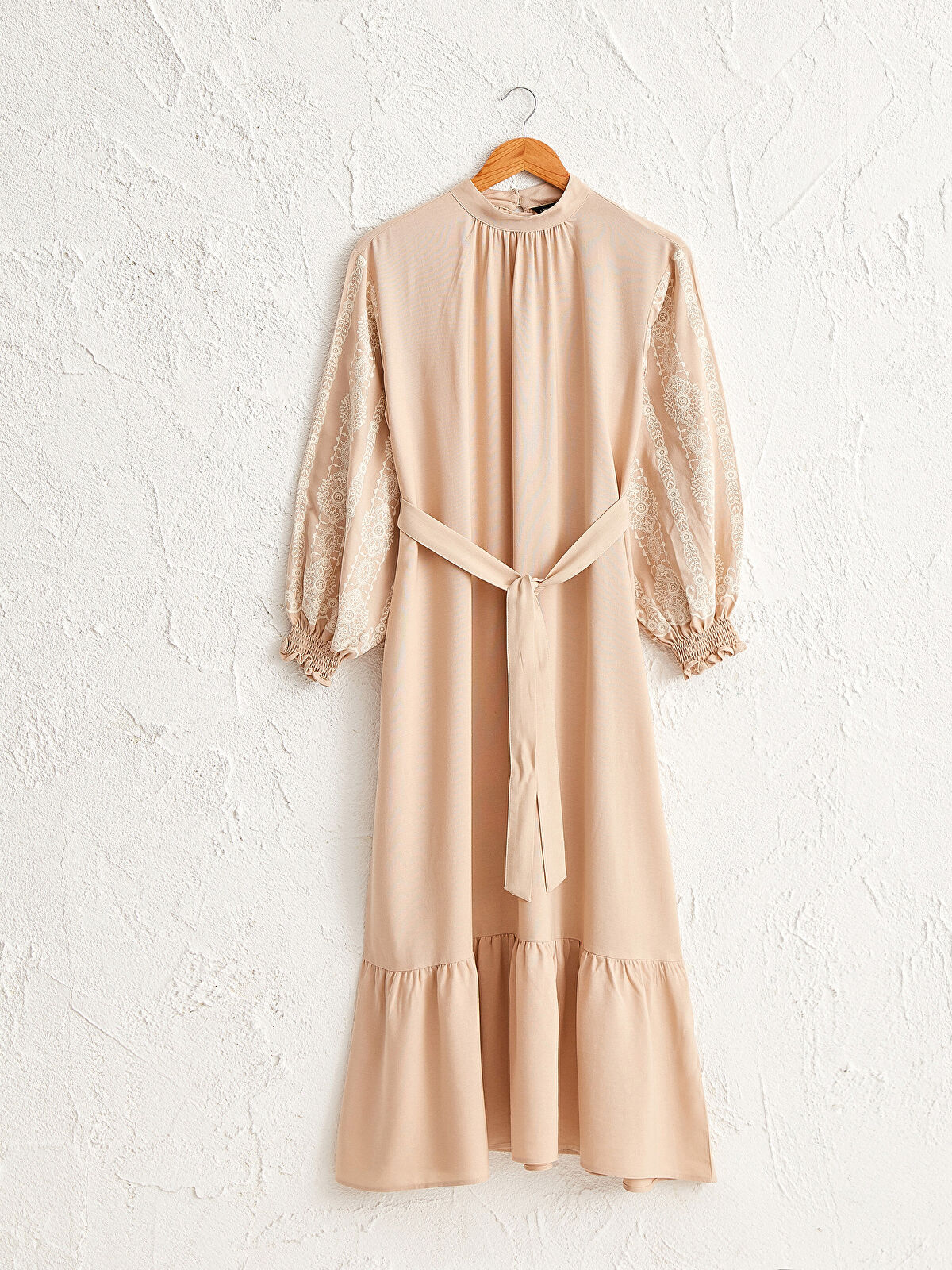 Kolları Baskı Detaylı Kuşaklı Uzun Elbise