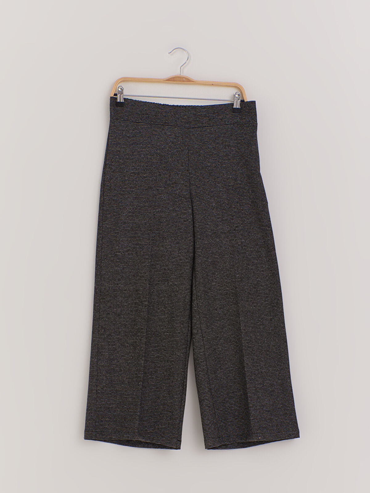 Dokulu Kumaştan Bilek Boy Geniş Paça Pantolon