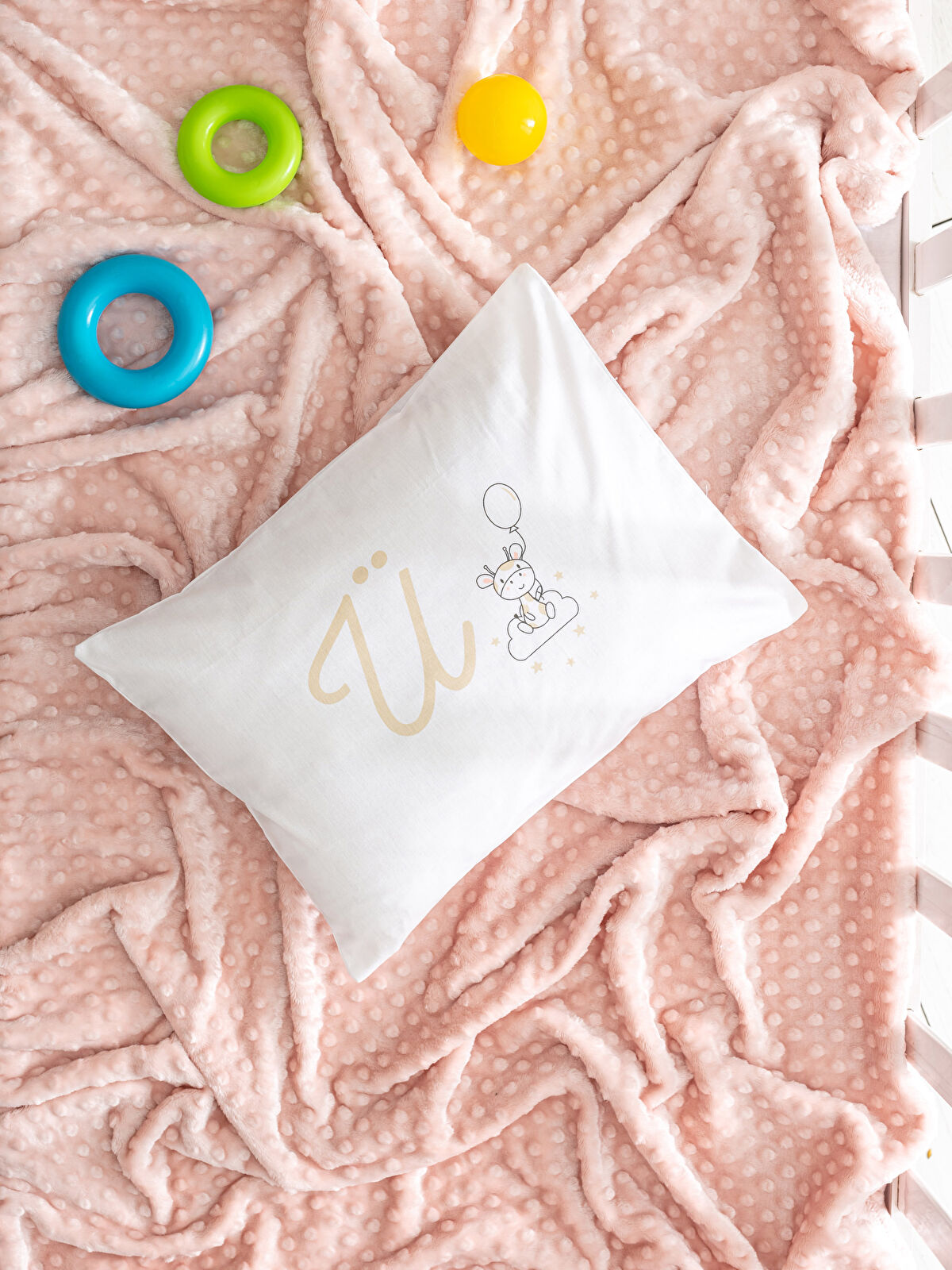 Ü Harfi Baskılı Yastık Kılıfı