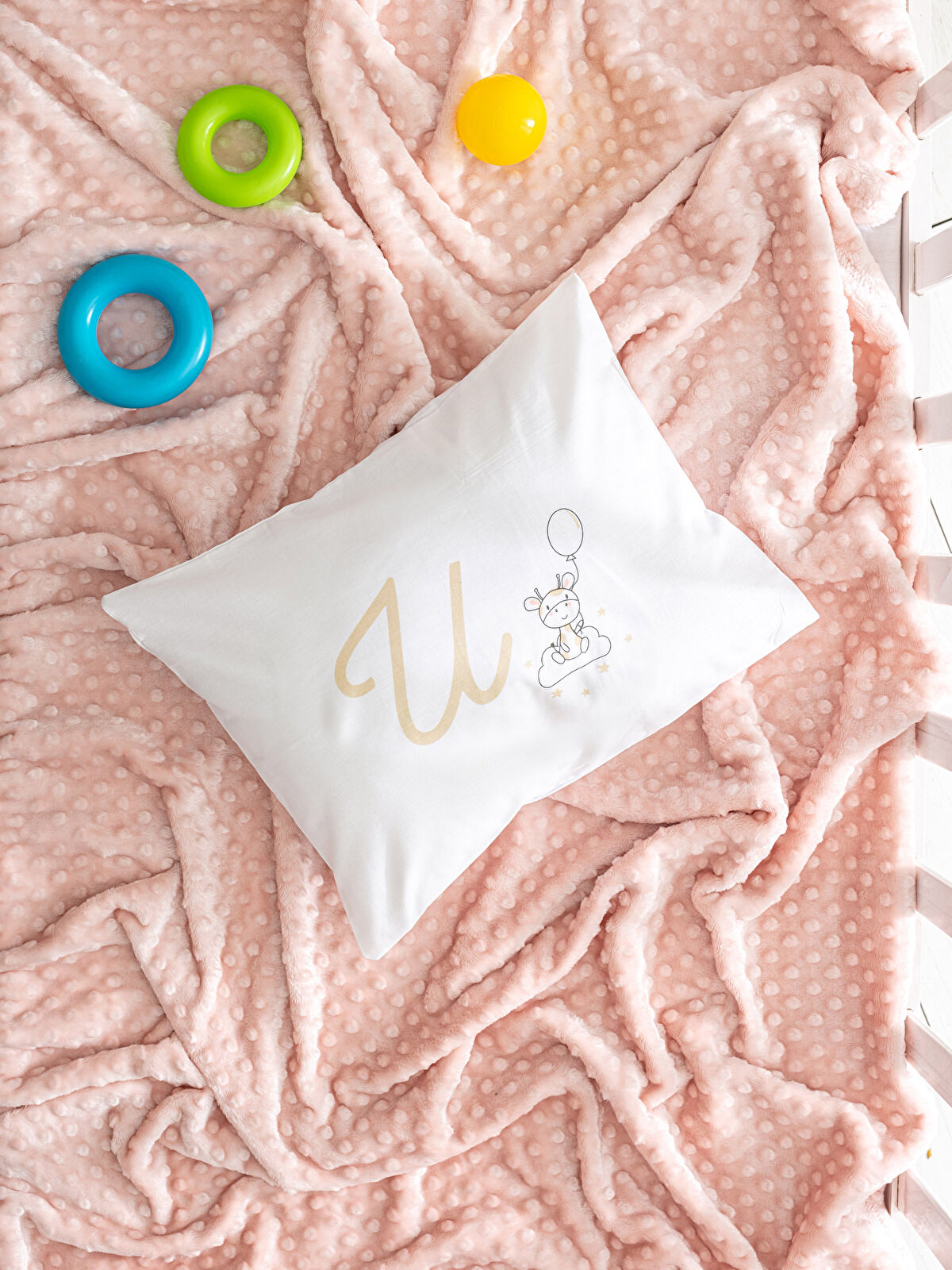 U Harfi Baskılı Yastık Kılıfı