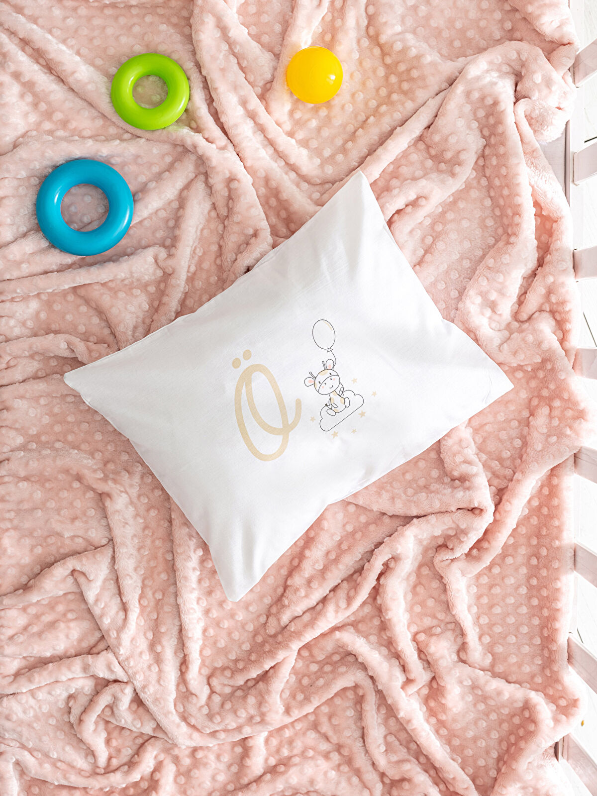 Ö Harfi Baskılı Bebek Yastık Kılıfı Ö Harfi Baskılı Bebek Yastık Kılıfı