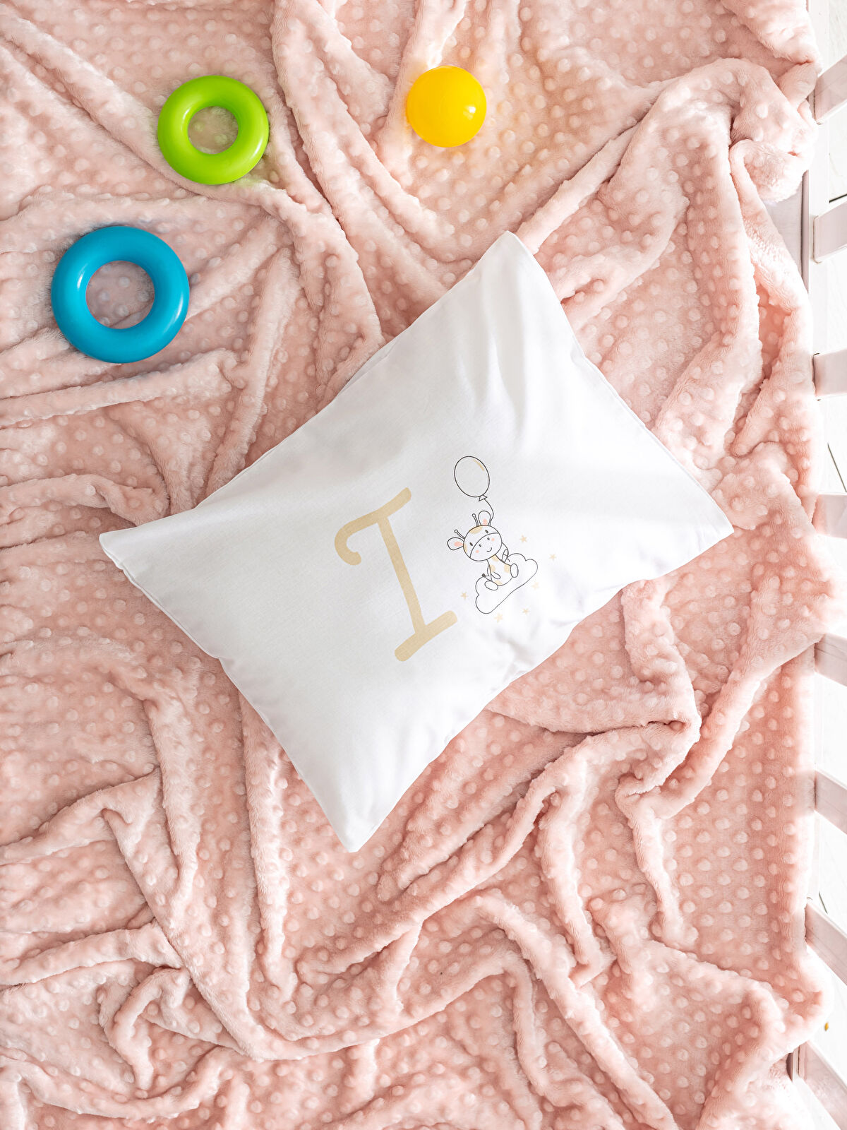 İ Harfi Baskılı Bebek Yastık Kılıfı İ Harfi Baskılı Bebek Yastık Kılıfı