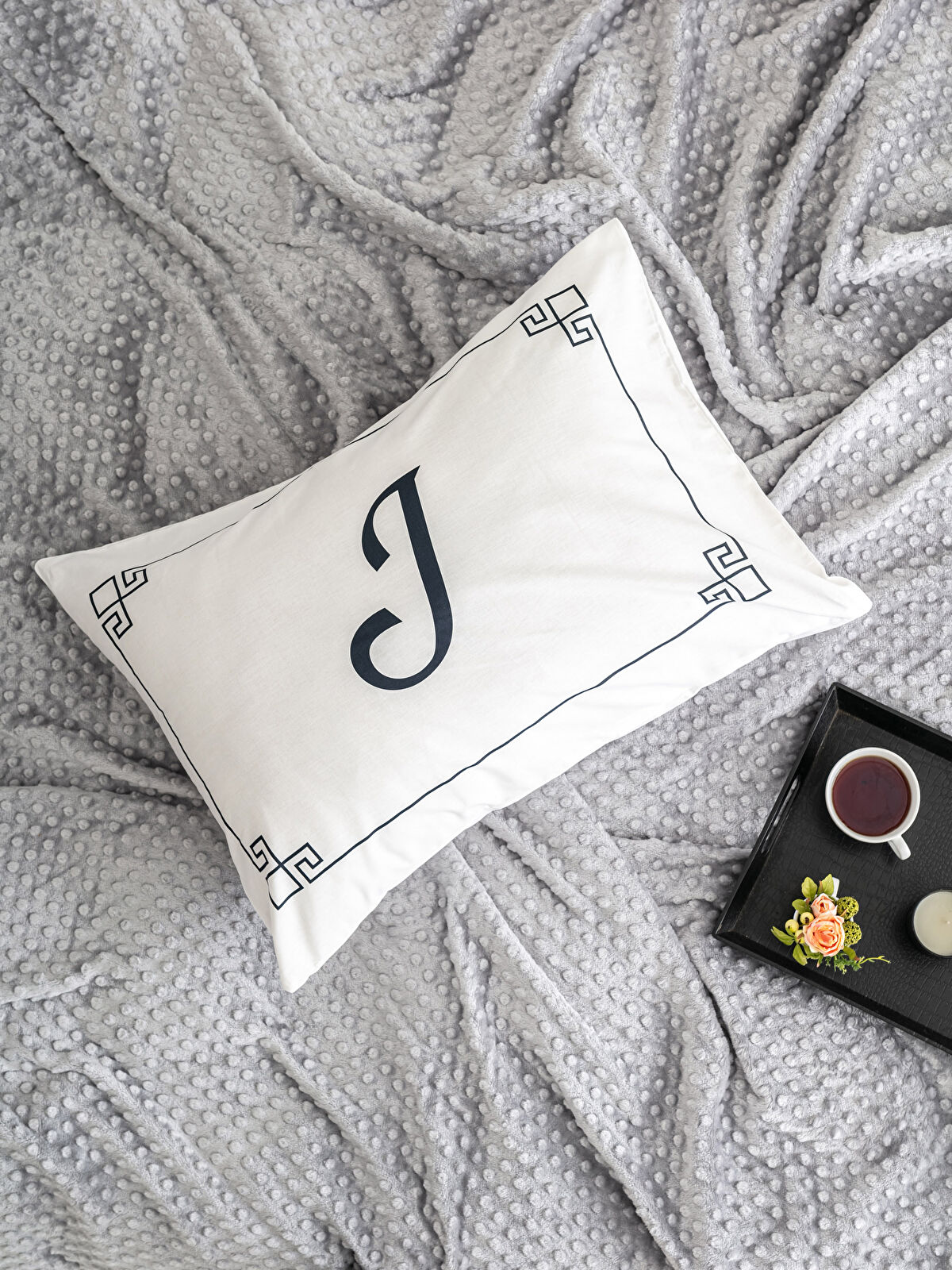 J Harfi Baskılı Yastık Kılıfı