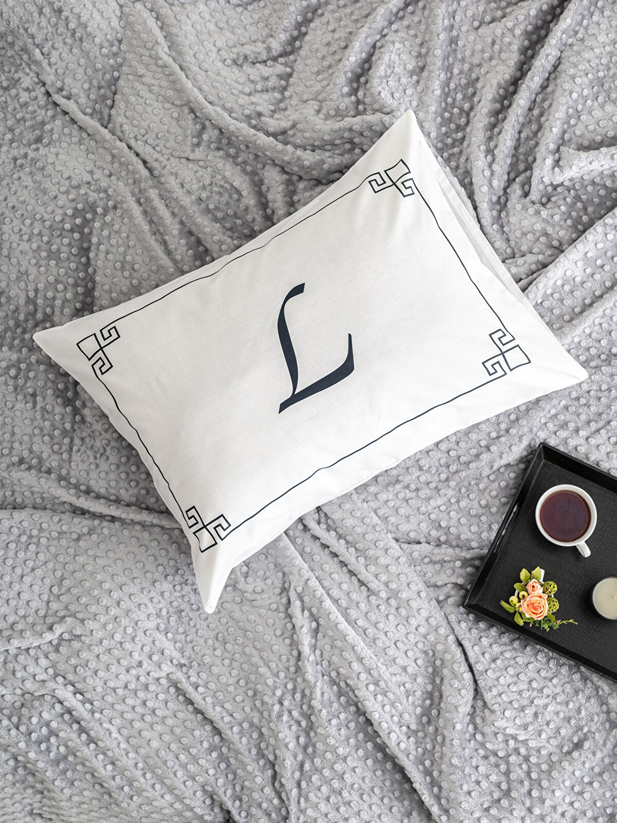 L Harfi Baskılı Yastık Kılıfı