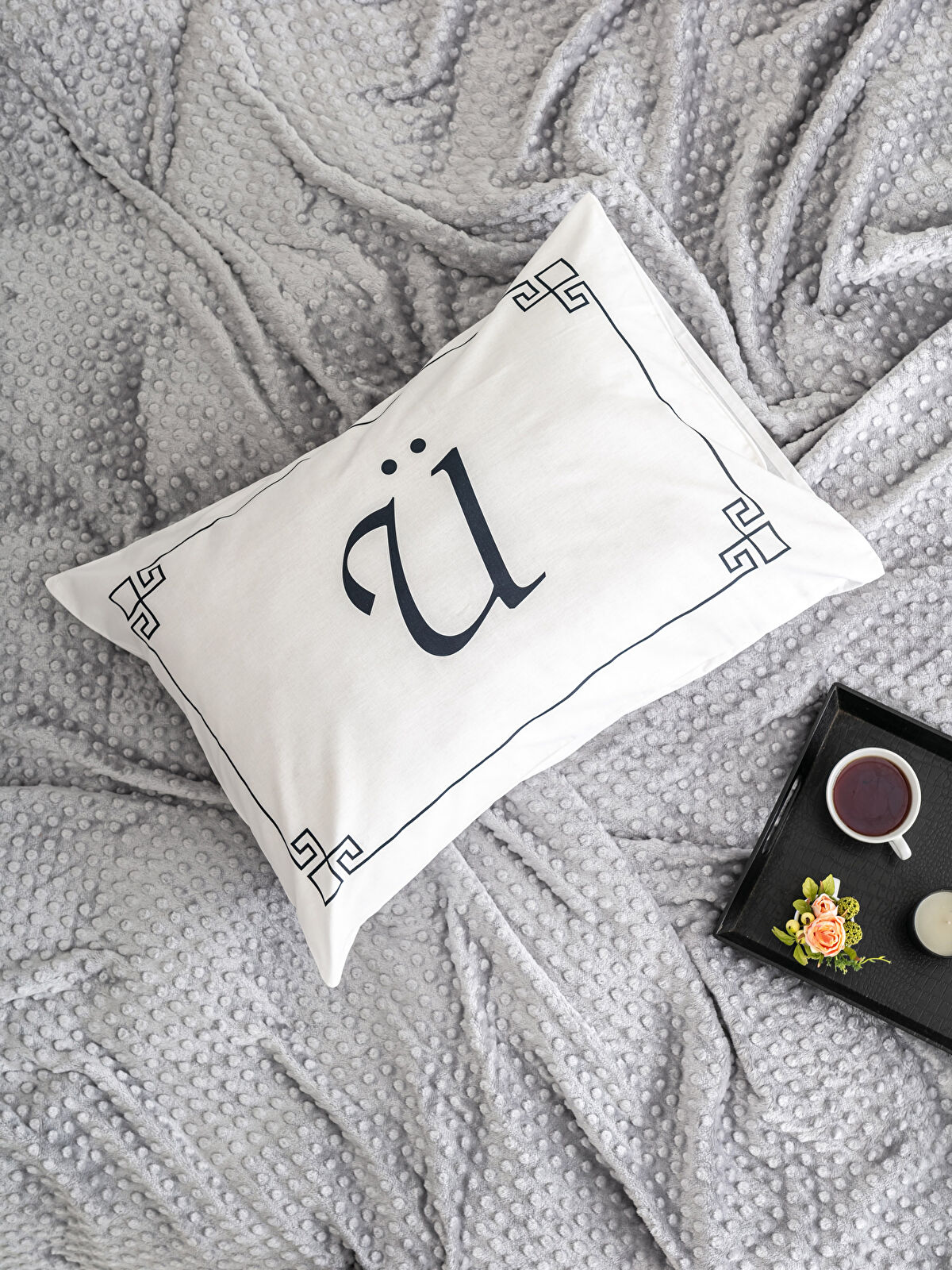 Ü Harfi Baskılı Yastık Kılıfı