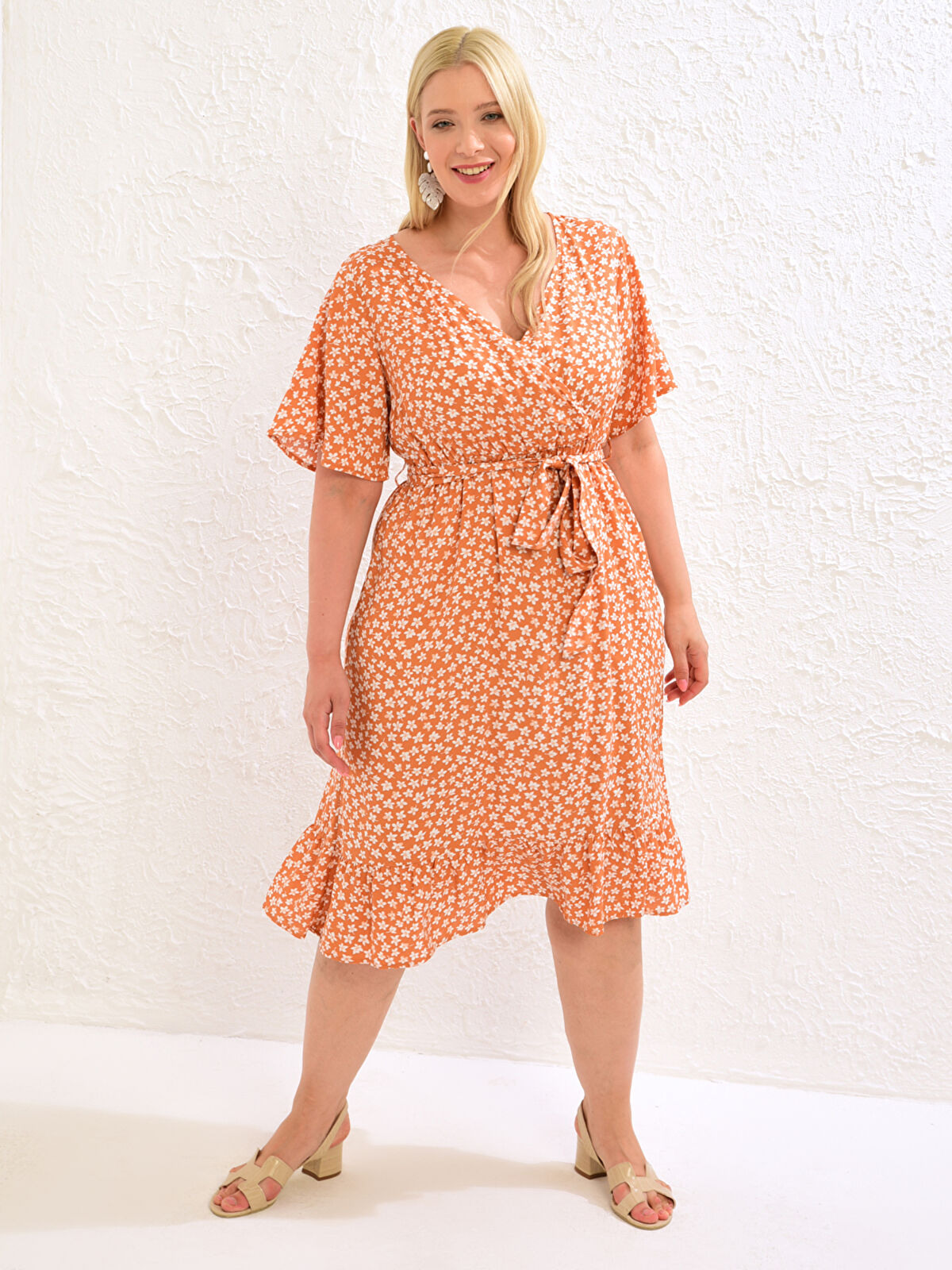 Büyük Beden Çiçek Desenli Kuşaklı Viskon Elbise Büyük Beden Çiçek Desenli Kuşaklı Viskon Elbise