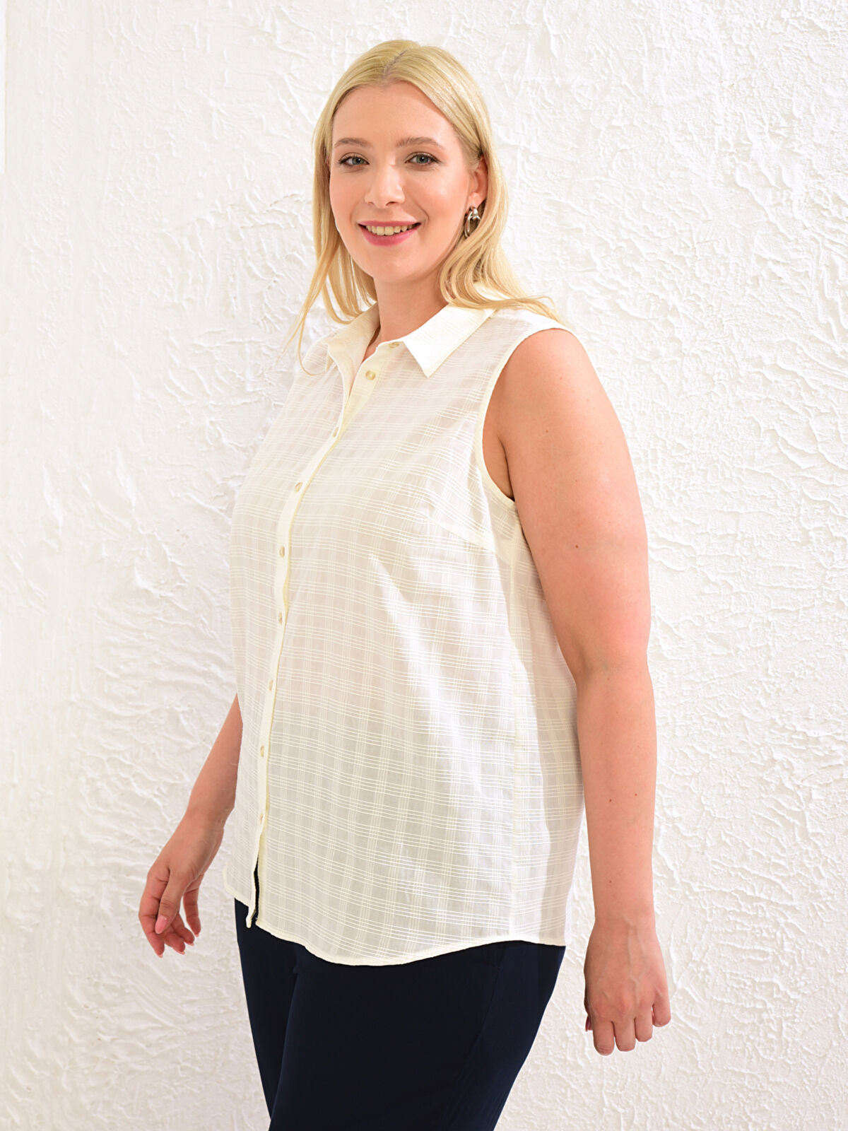 Büyük Beden Dokulu Pamuklu Kumaştan Kolsuz Gömlek