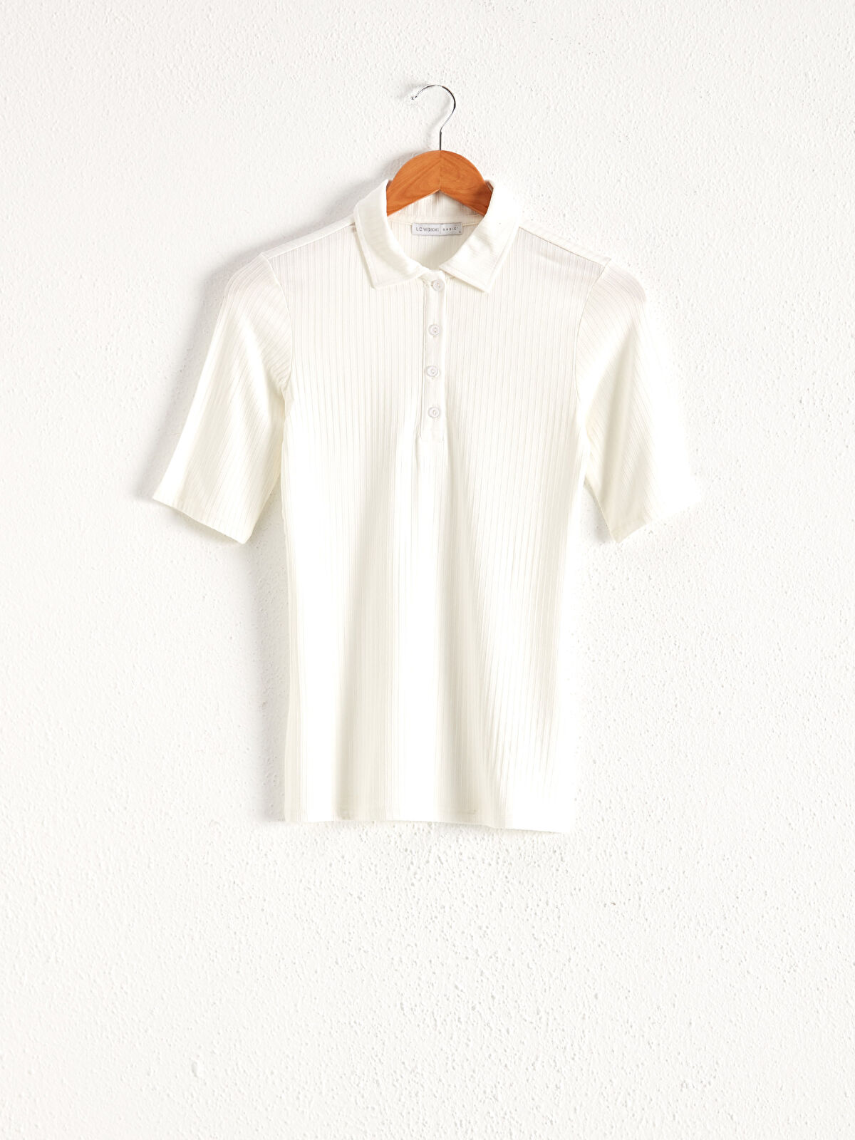 Yakası Düğmeli Tişört