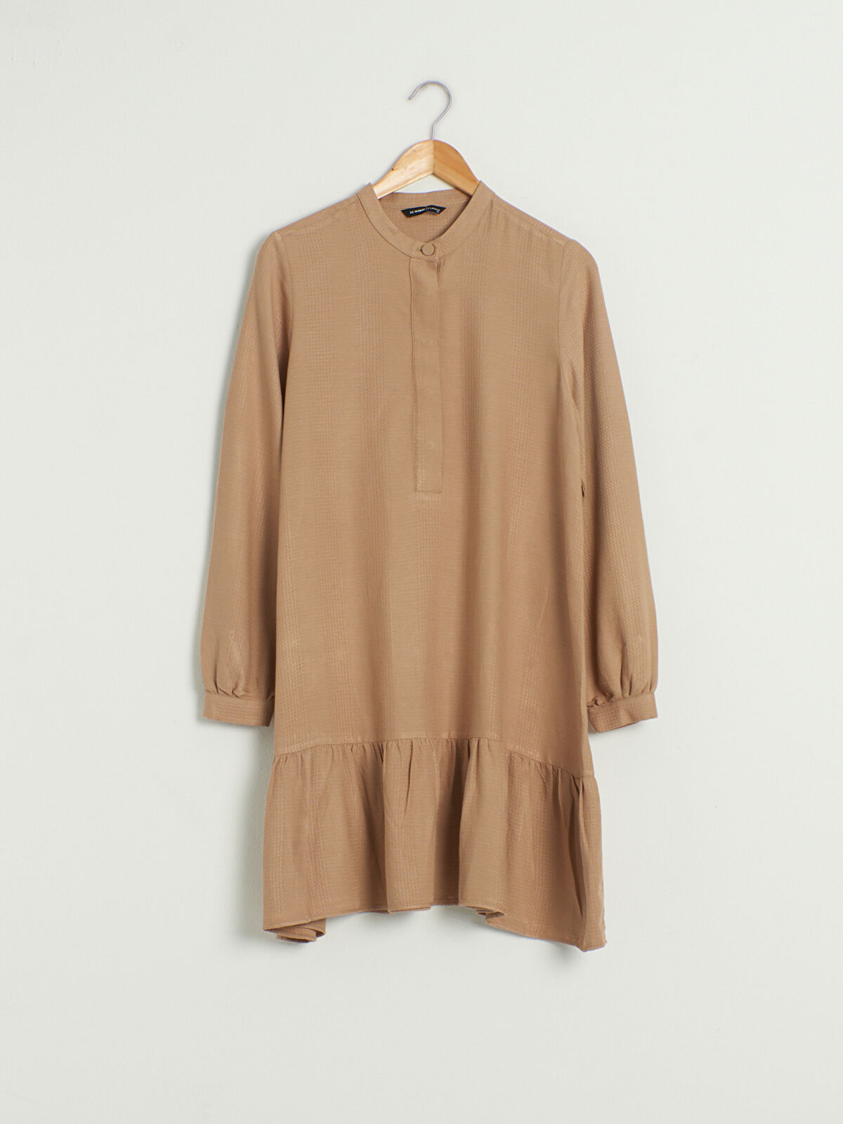 Dokulu Kumaştan Dik Yaka Volanlı Tunik