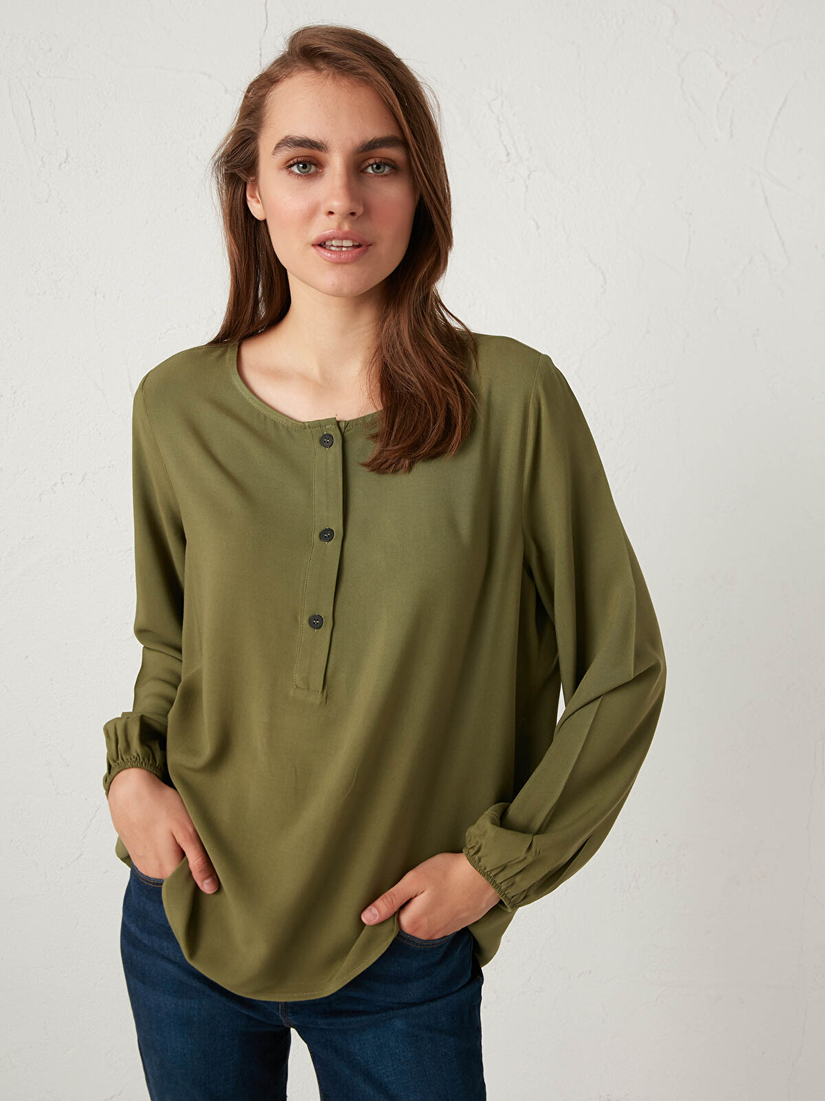 Yakası Düğmeli Viskon Bluz