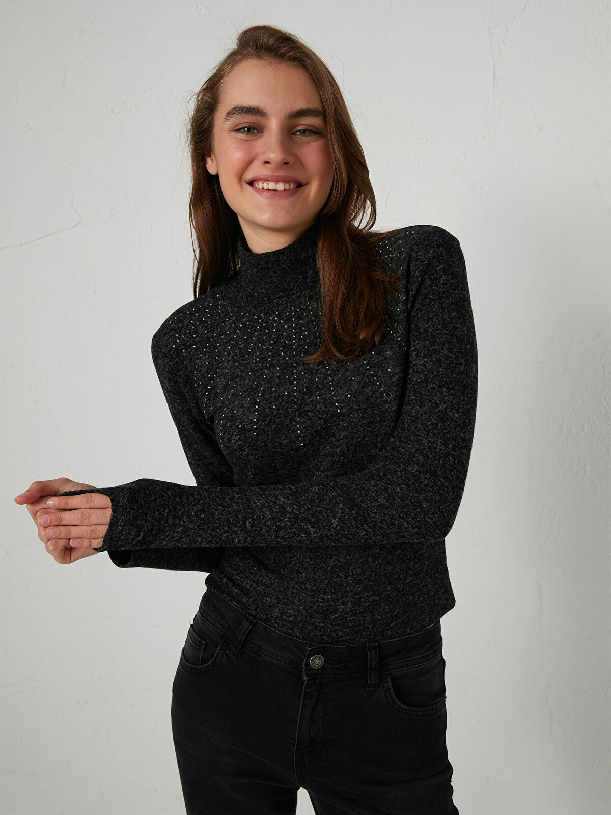 Parlak Taş Baskılı Yarım Balıkçı Yaka Tişört