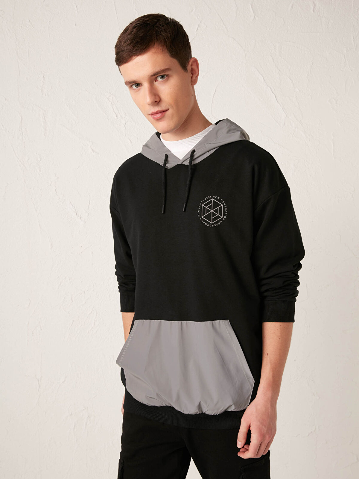 Reflektör Detaylı Kapüşonlu Kalın Sweatshirt Reflektör Detaylı Kapüşonlu Kalın Sweatshirt