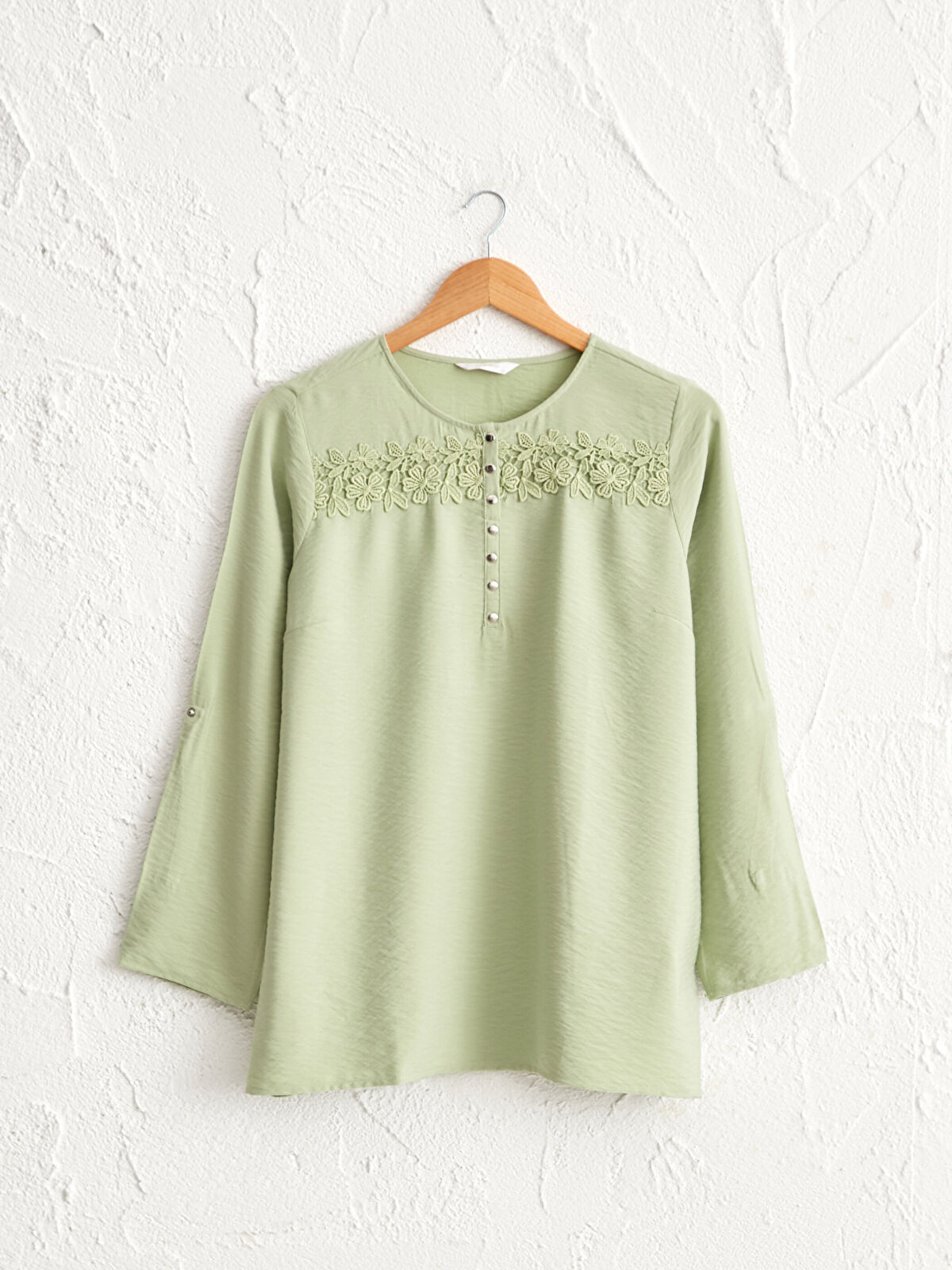 Dokulu Kumaştan Yakası Dantel Detaylı Bluz