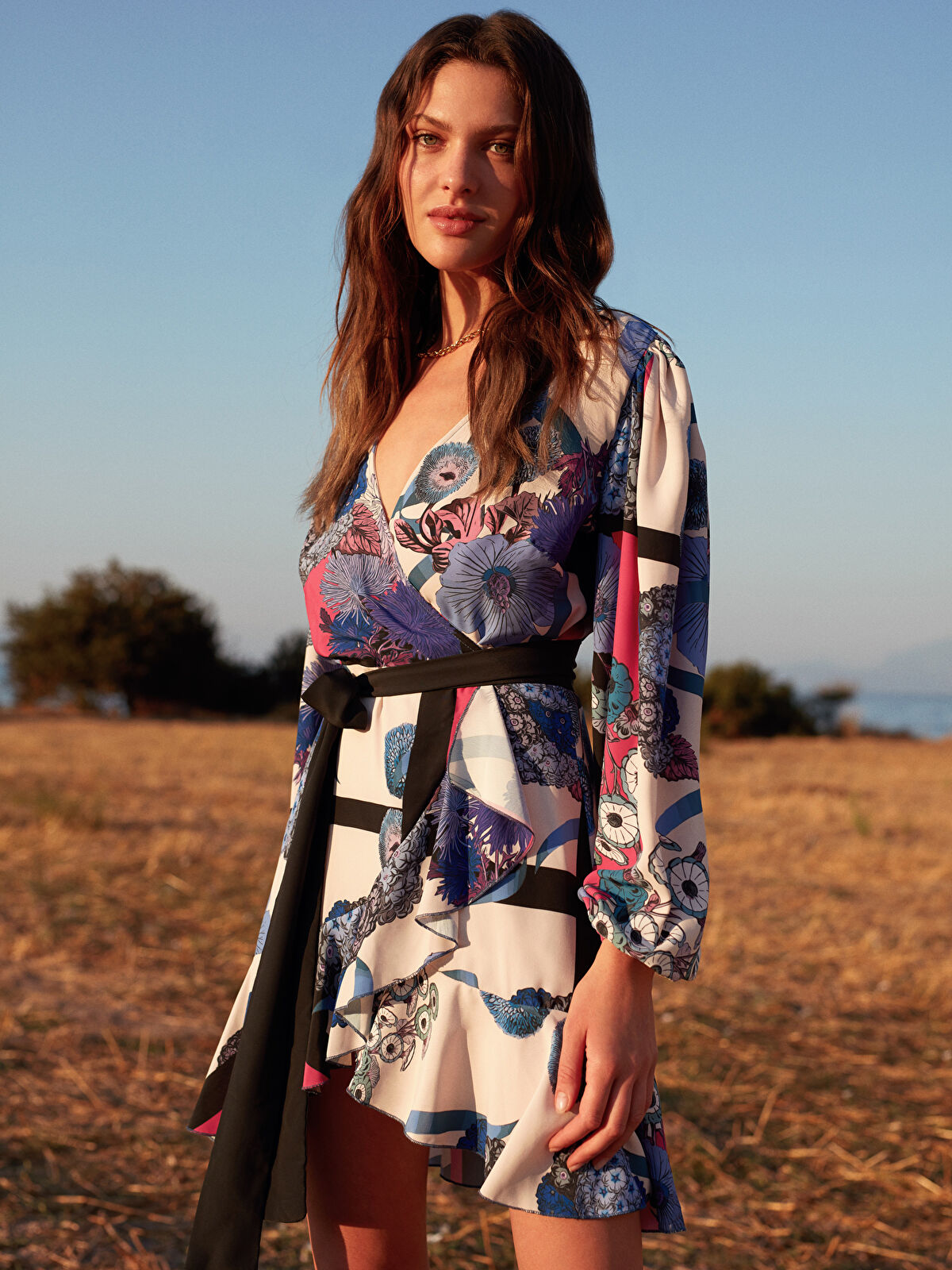 OOPSCOOL X LCWAIKIKI ÇİÇEK DESENLİ KEMERLİ ANVELOP MİNİ ELBİSE