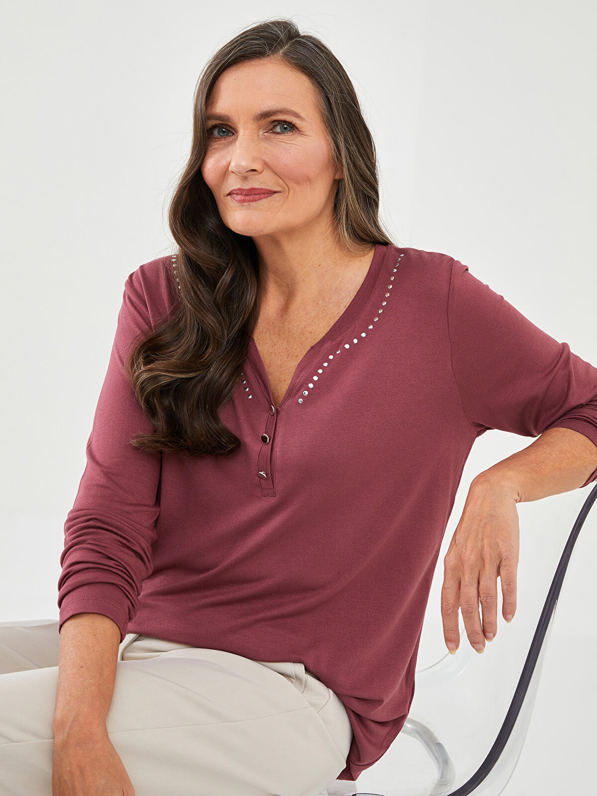 LCW GRACE V Yaka Parlak Taş Baskılı Uzun Kollu Krep Kumaş Kadın Tişört