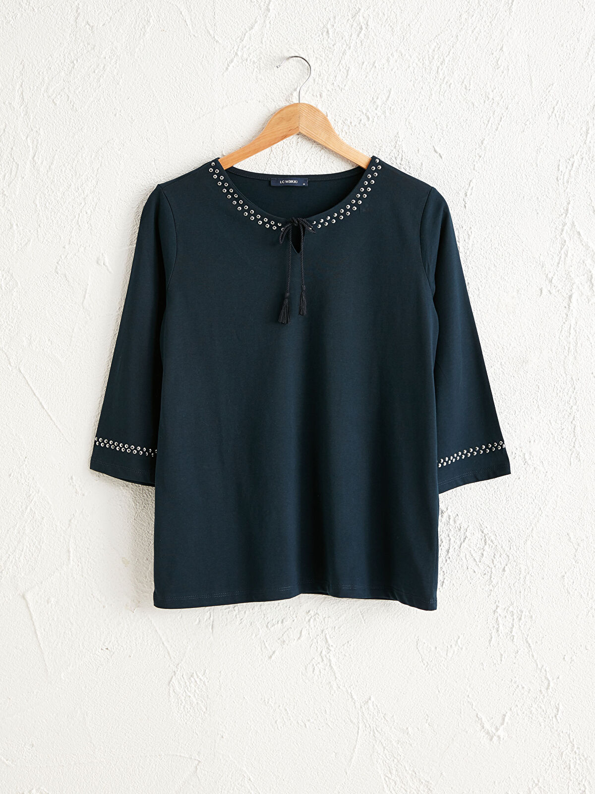 Yakası Bağcıklı Nakışlı Tişört