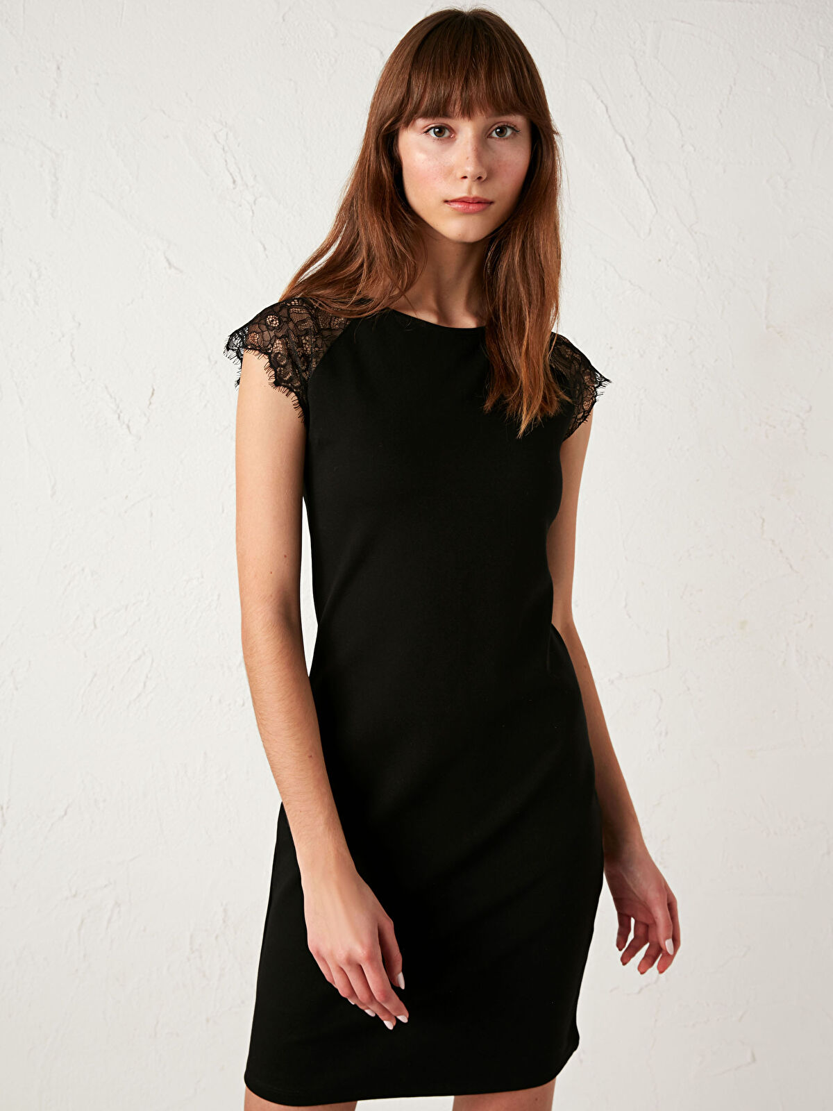 İncelten Etkili Dantel Detaylı Elbise