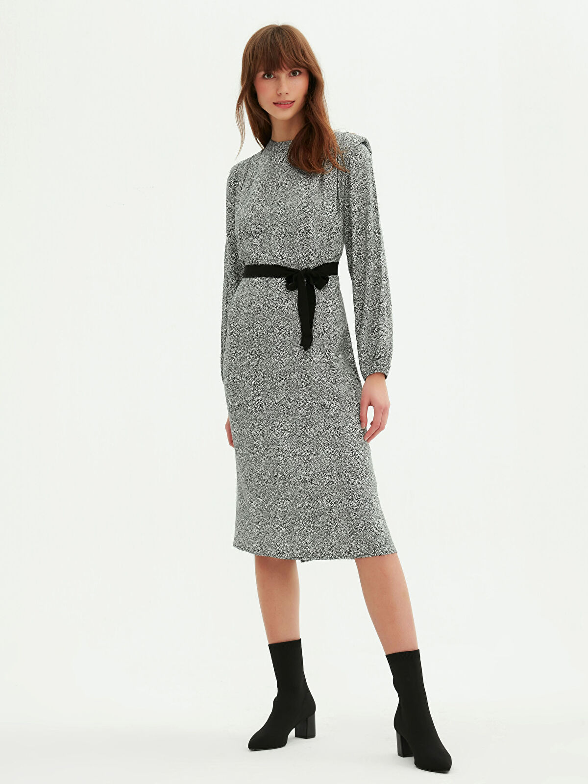 Desenli Omuzları Vatkalı Kuşaklı Elbise