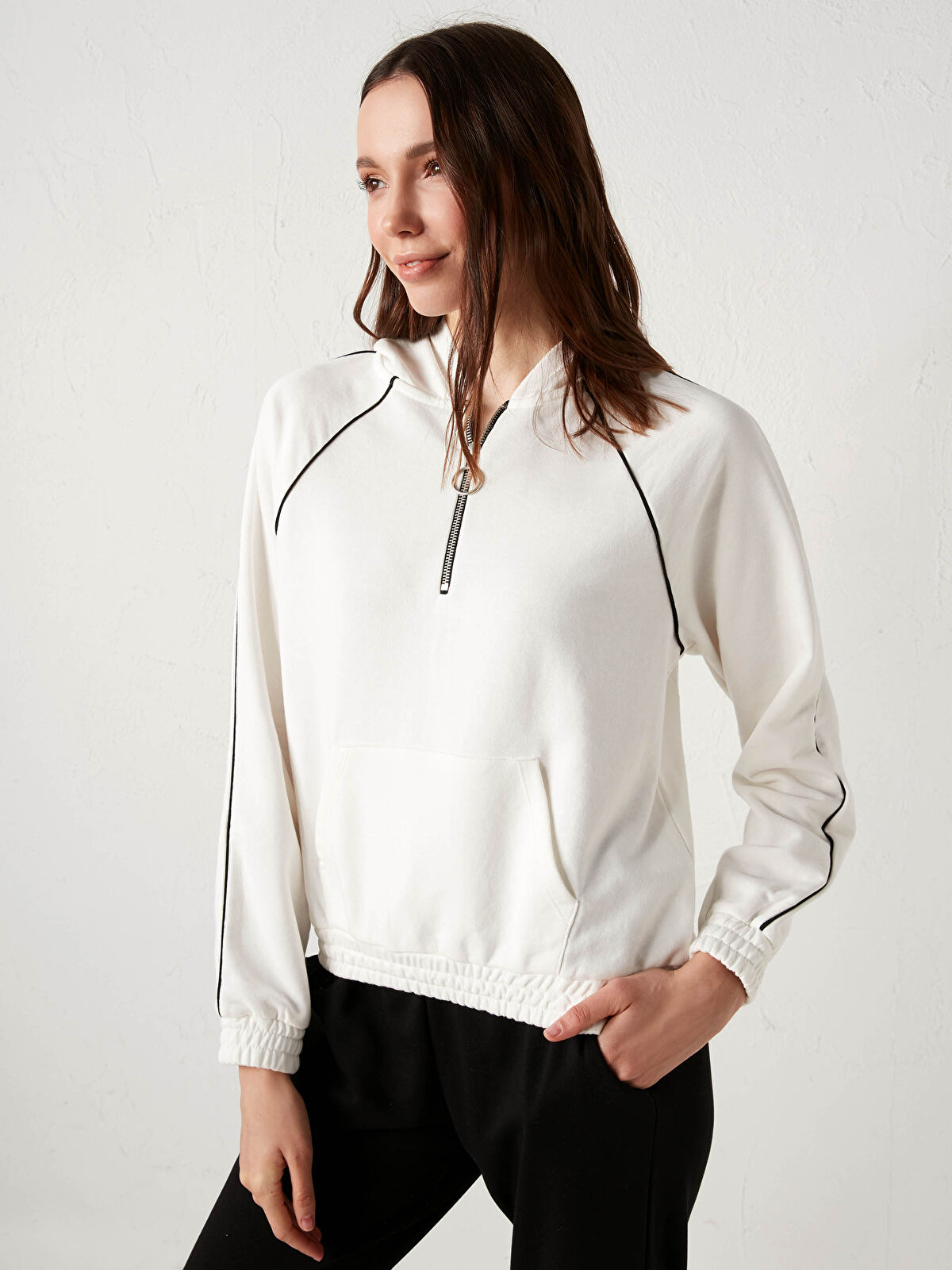Şerit Detaylı Kapüşonlu Sweatshirt Şerit Detaylı Kapüşonlu Sweatshirt