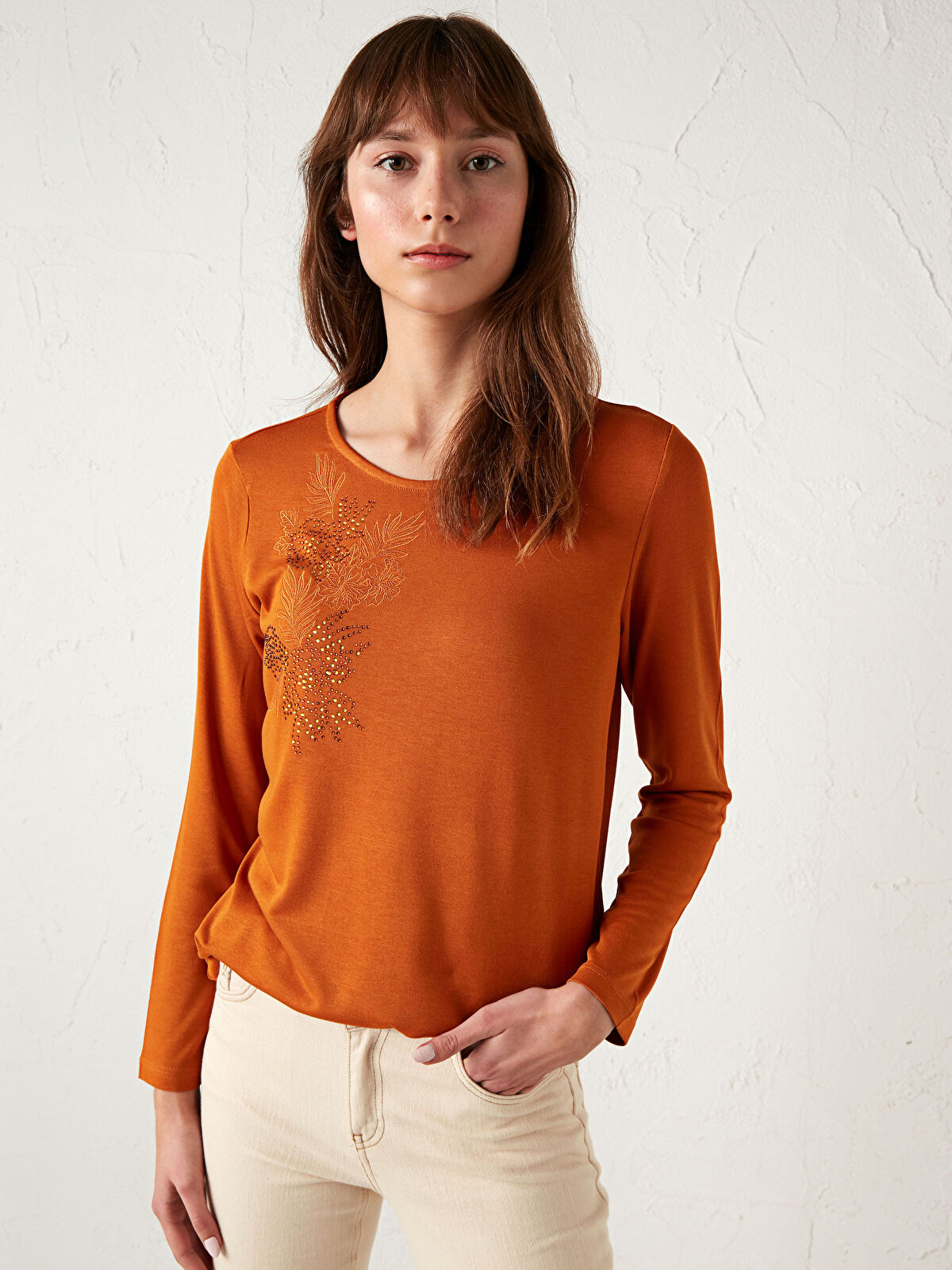 Çiçek Nakışlı Viskon Bluz