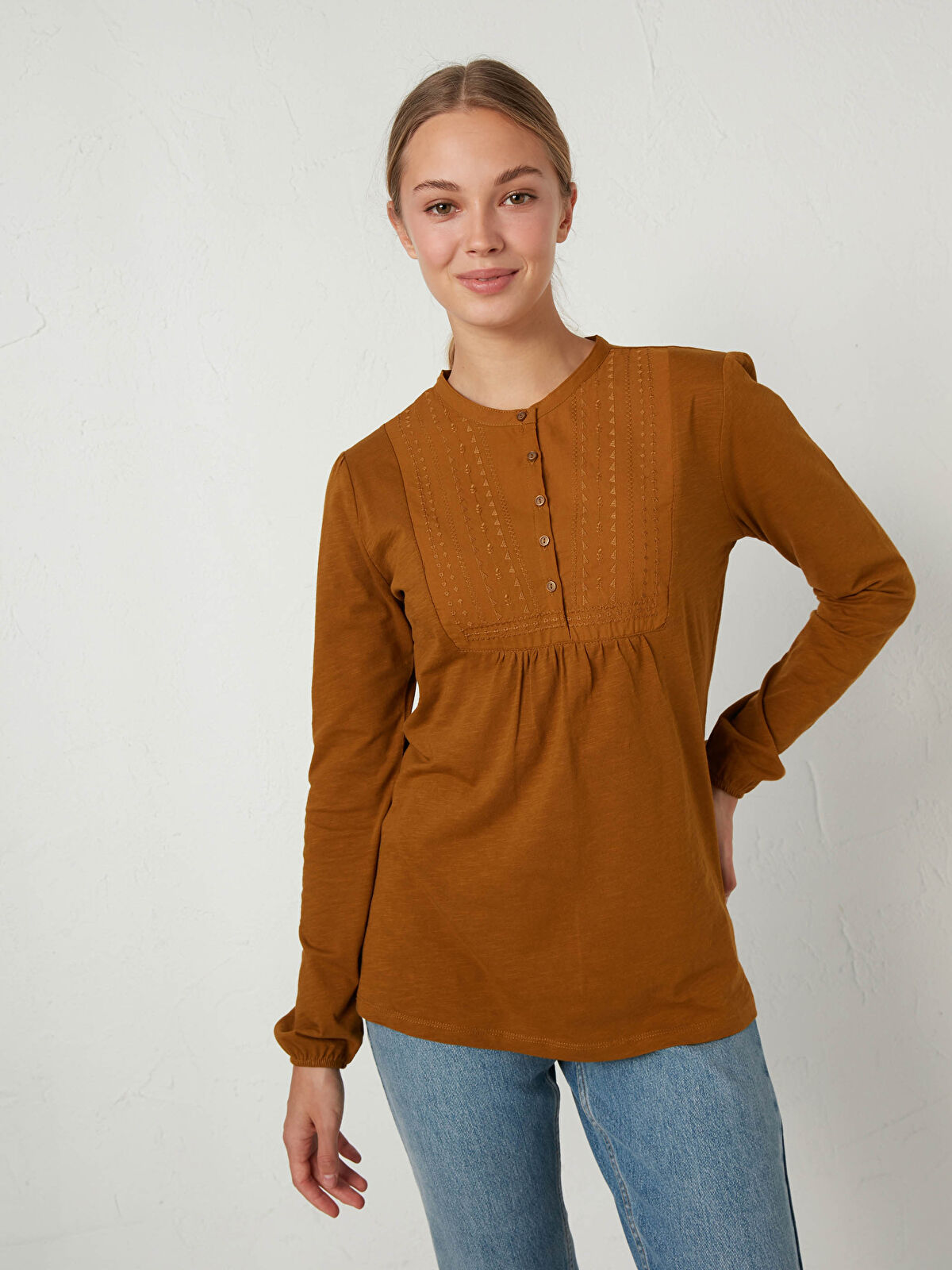 Yakası İşlemeli Pamuklu Bluz Yakası İşlemeli Pamuklu Bluz