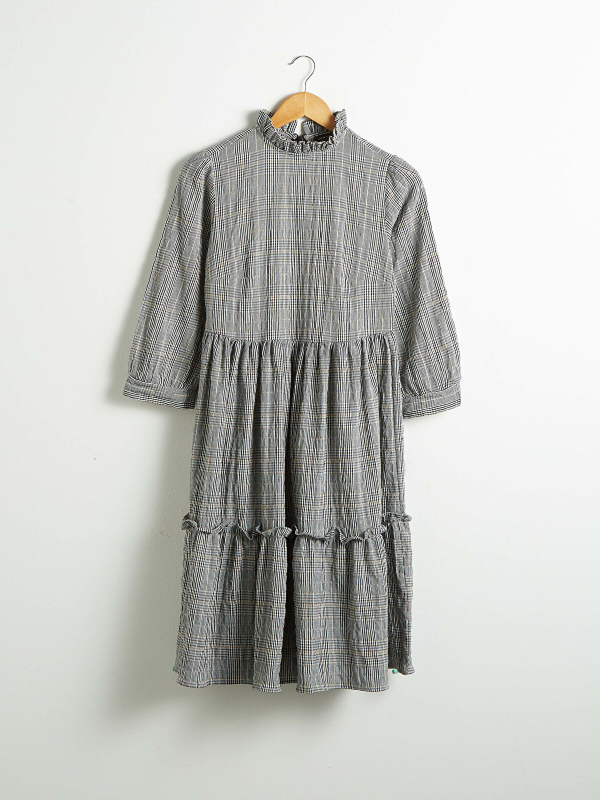 Dokulu Kumaştan Fırfır Detaylı Ekose Elbise