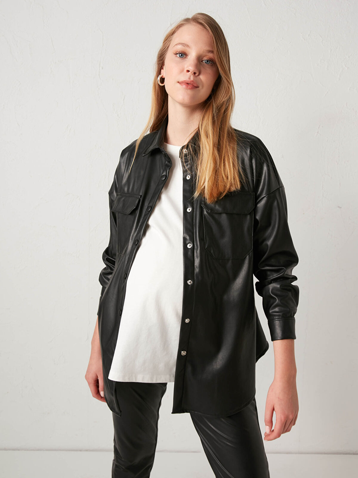 Hamile Deri Görünümlü Cep Detaylı Gömlek Hamile Deri Görünümlü Cep Detaylı Gömlek