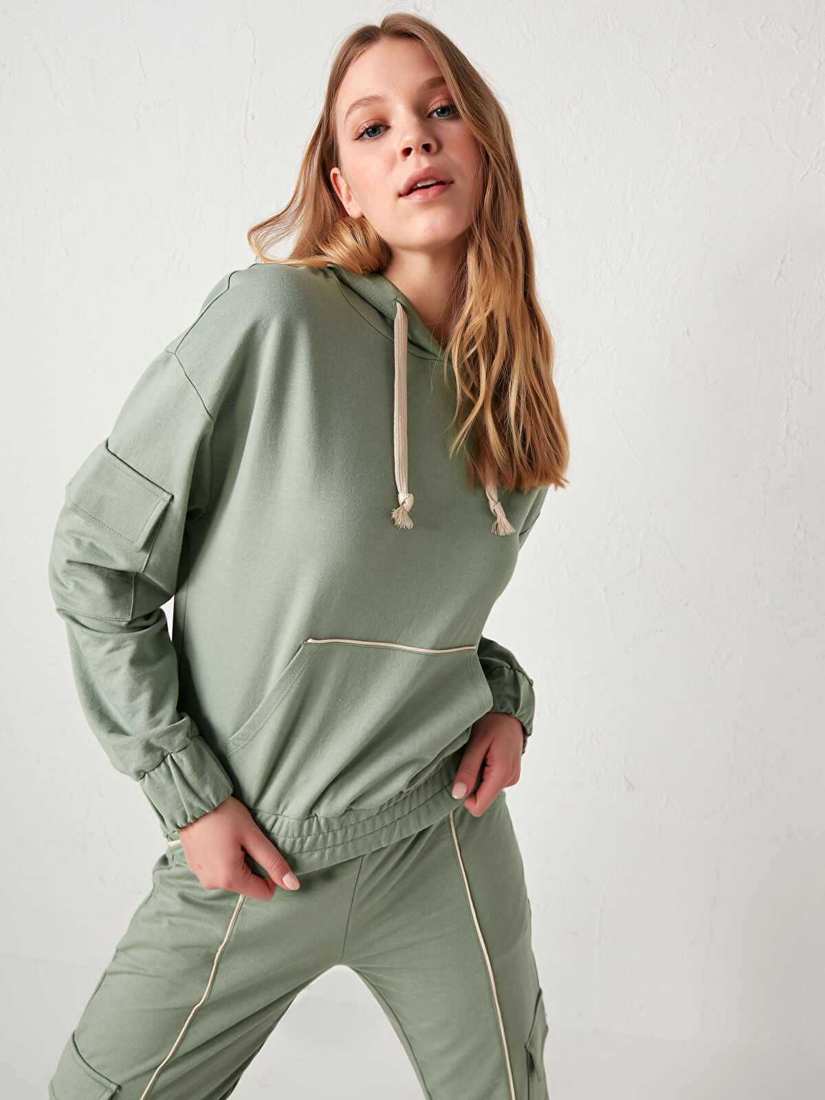 Kapüşonlu Kanguru Cepli Sweatshirt